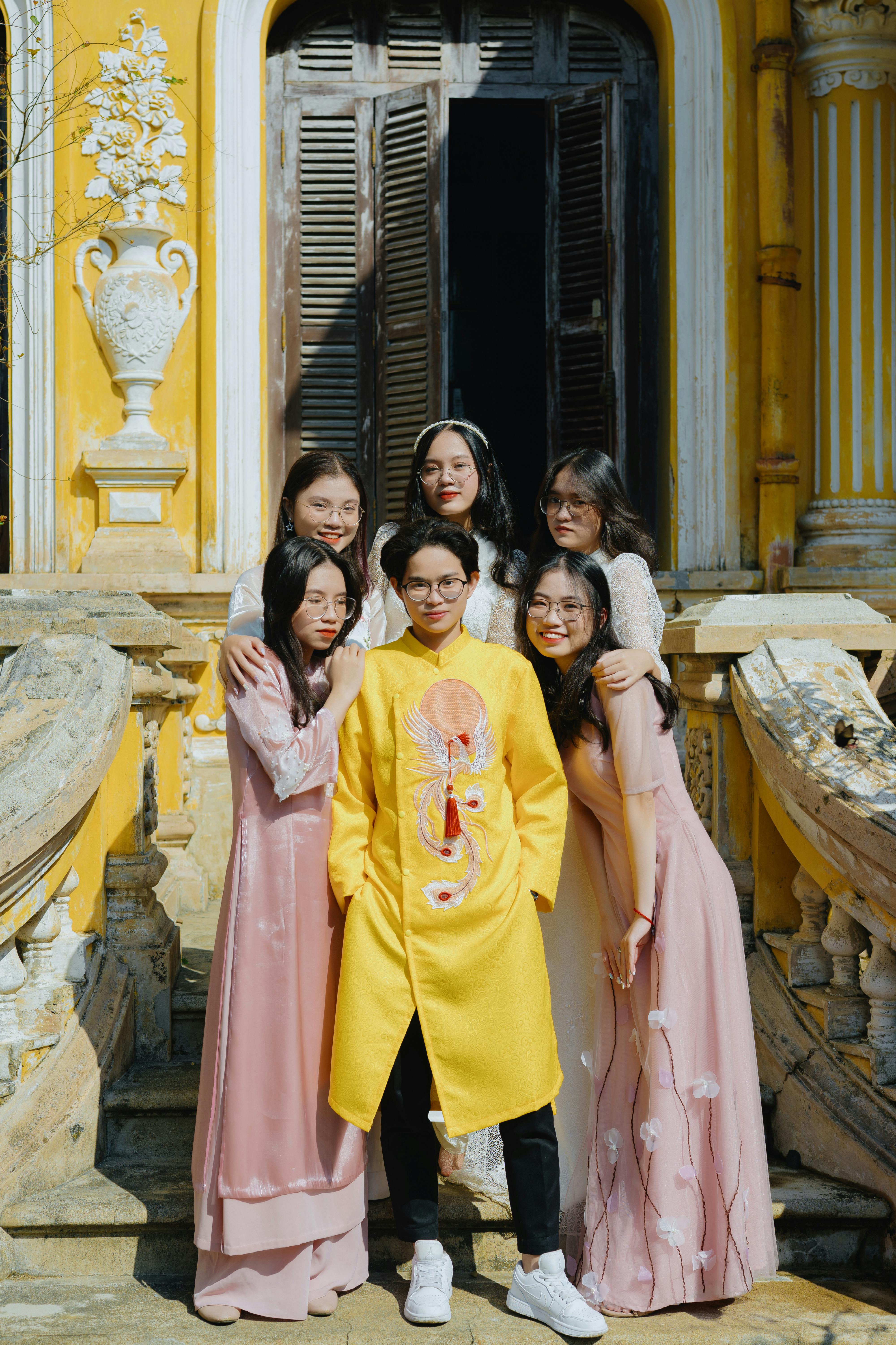 Why do fancy people lift their pinky?