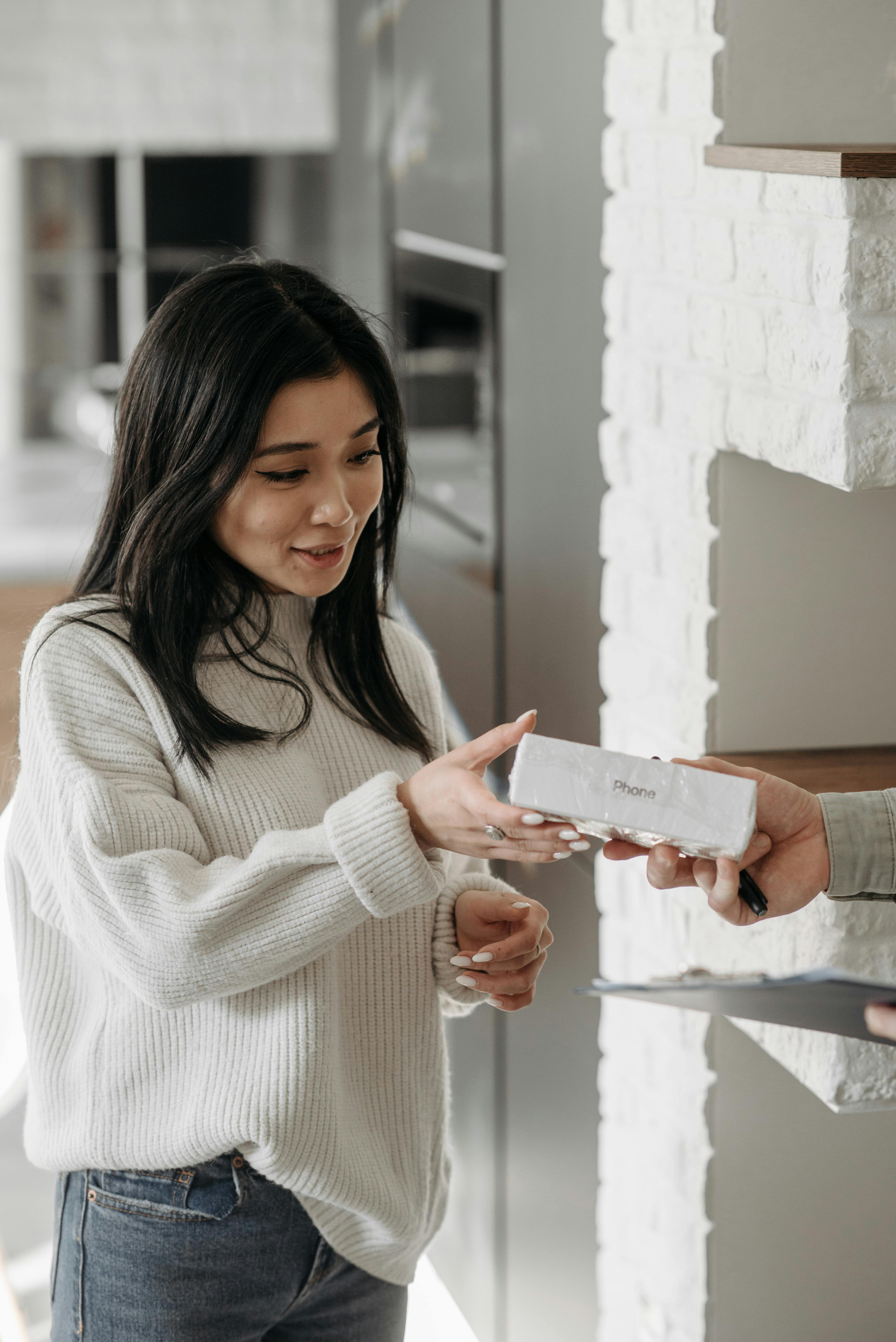 Woman Taking Box Photos, Download The BEST Free Woman Taking Box Stock ...