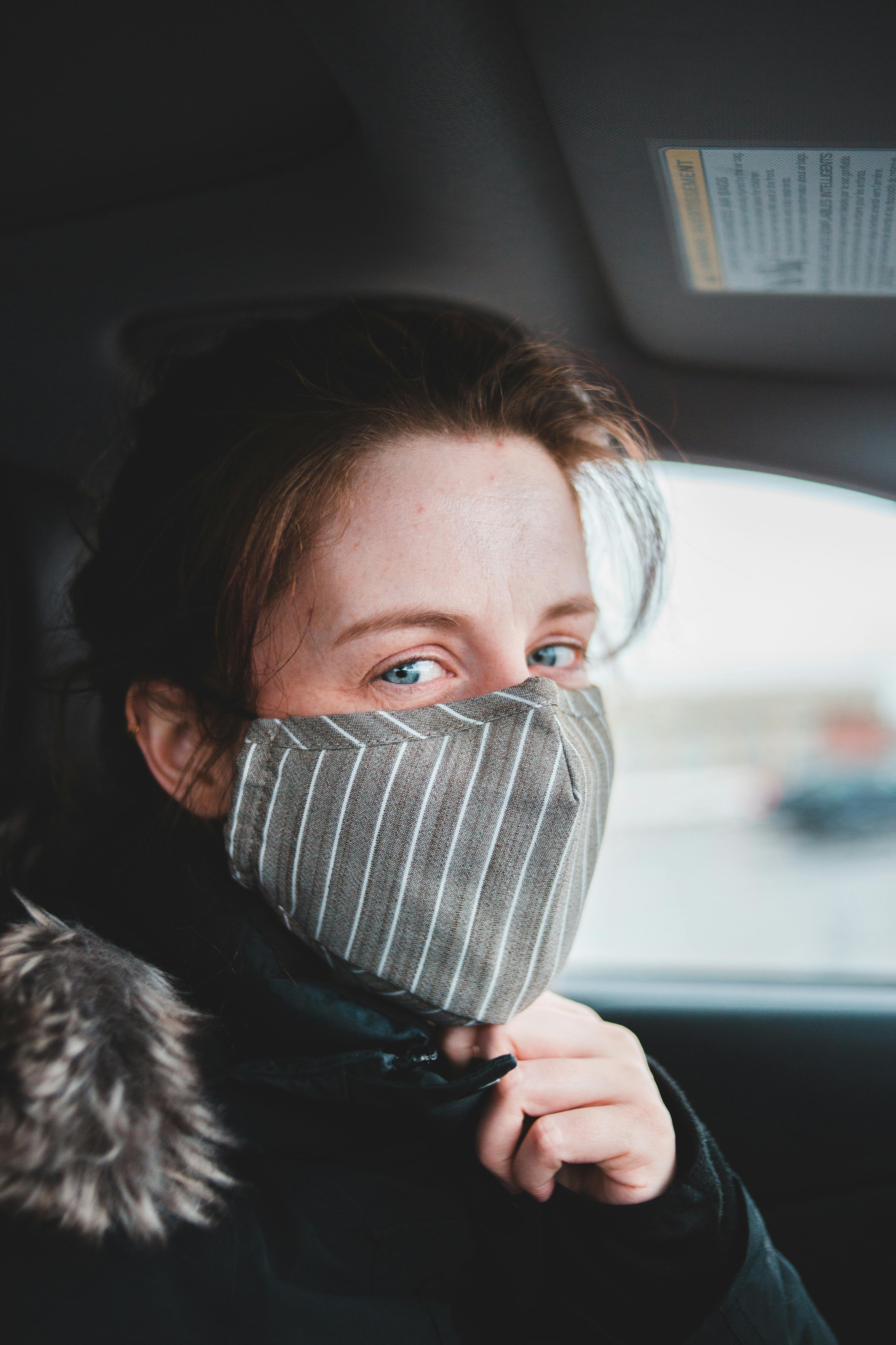 Anonymous driver in car on city street · Free Stock Photo
