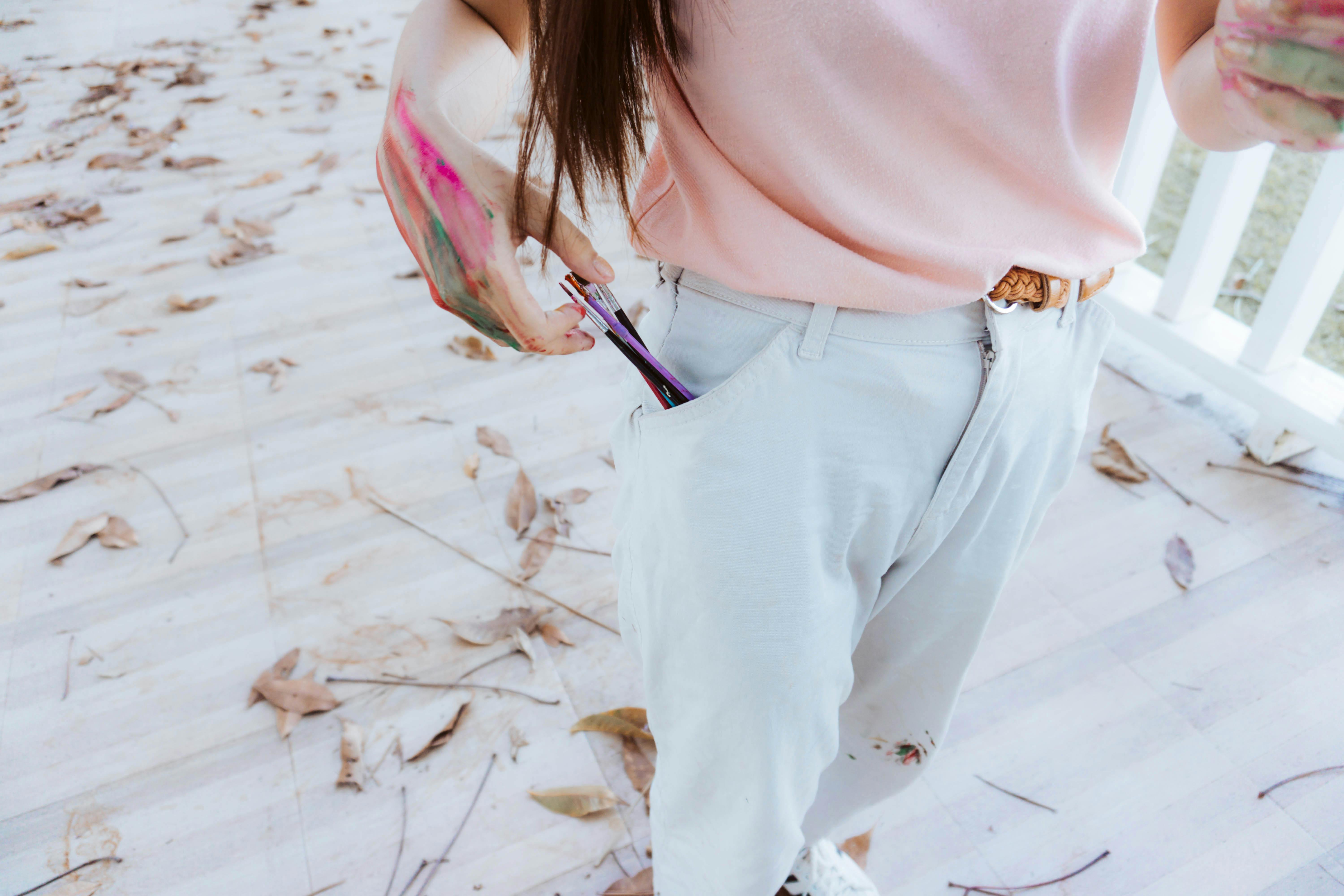 Artist with palette · Free Stock Photo