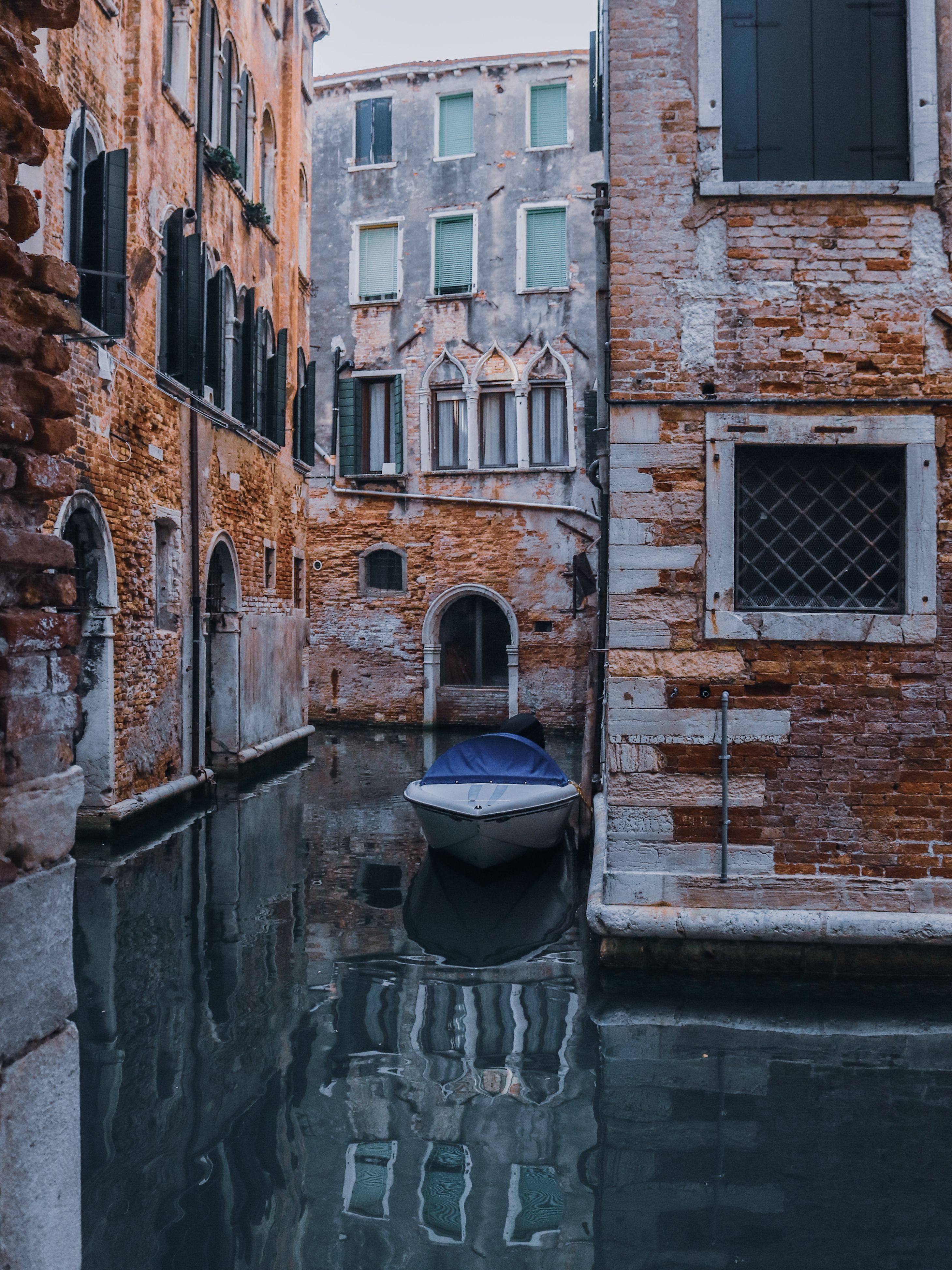 Canal between old building facades in town · Free Stock Photo