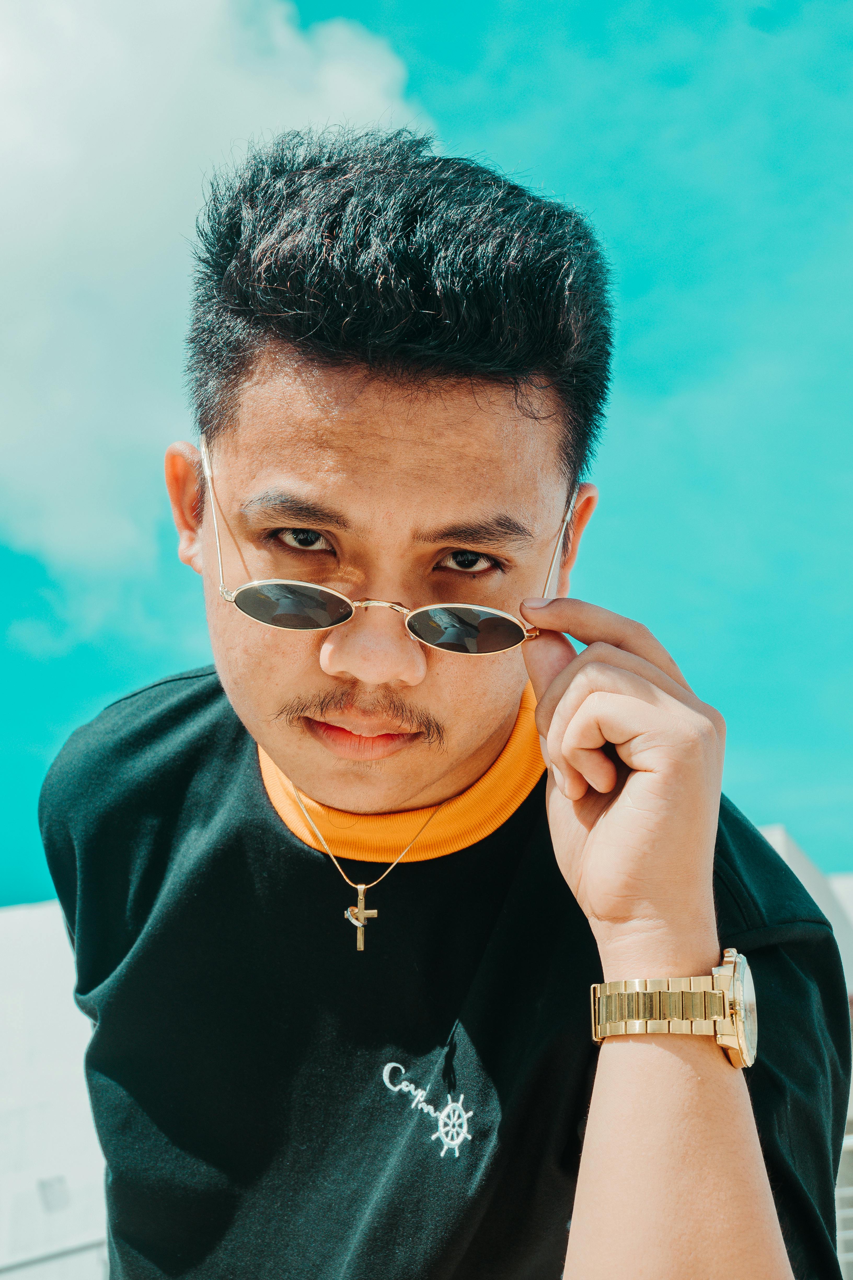 Bearded man with brown eyes smiling gently · Free Stock Photo