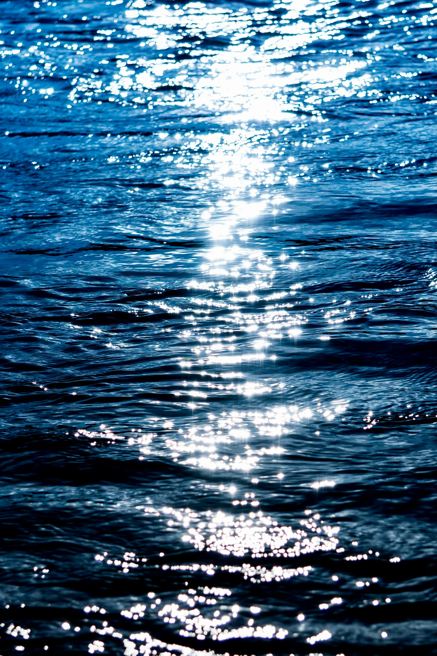 Close-Up Shot of a Water Surface · Free Stock Photo