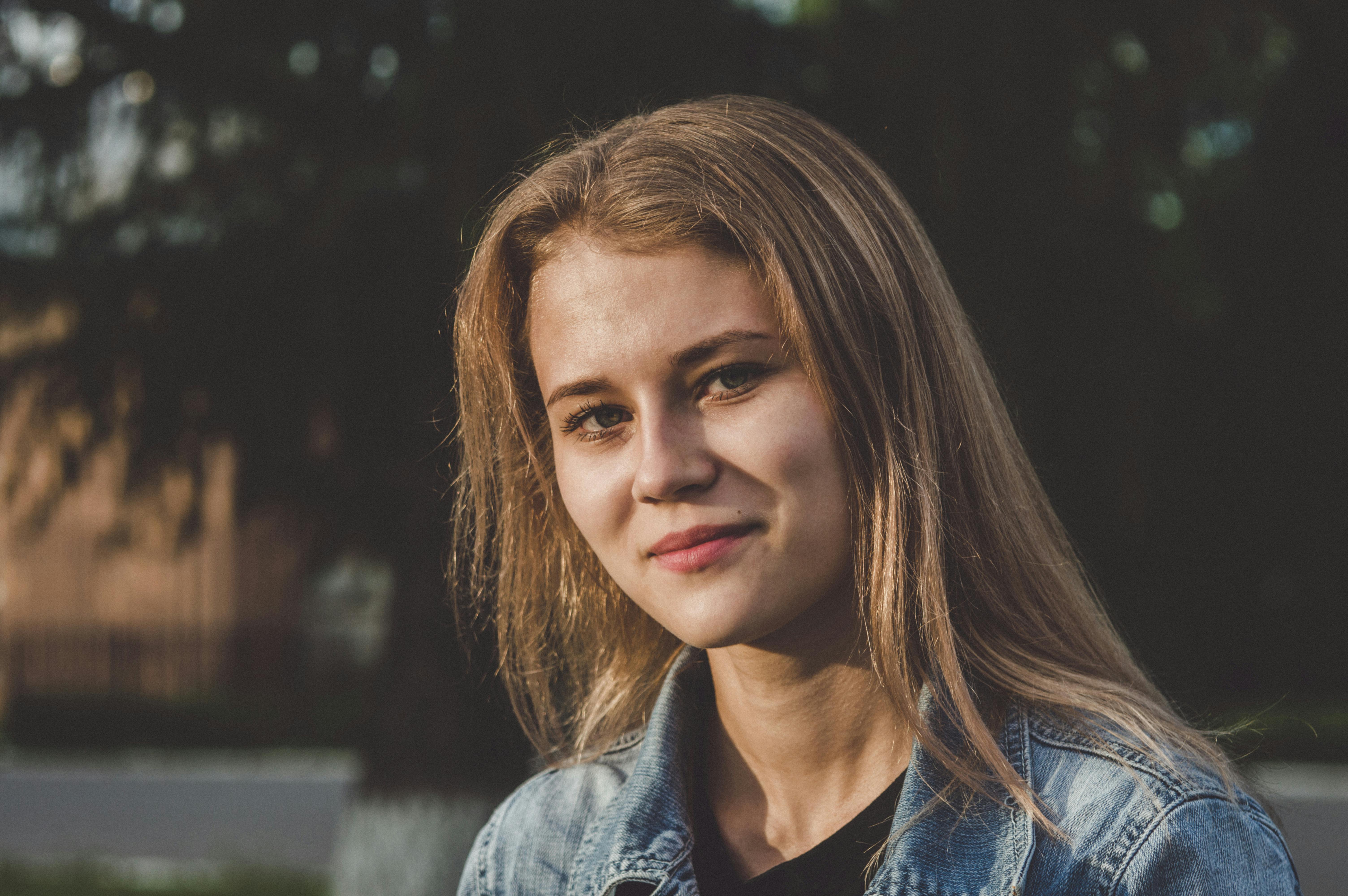 Foto profissional gratuita de adolescente, adulto, alegre