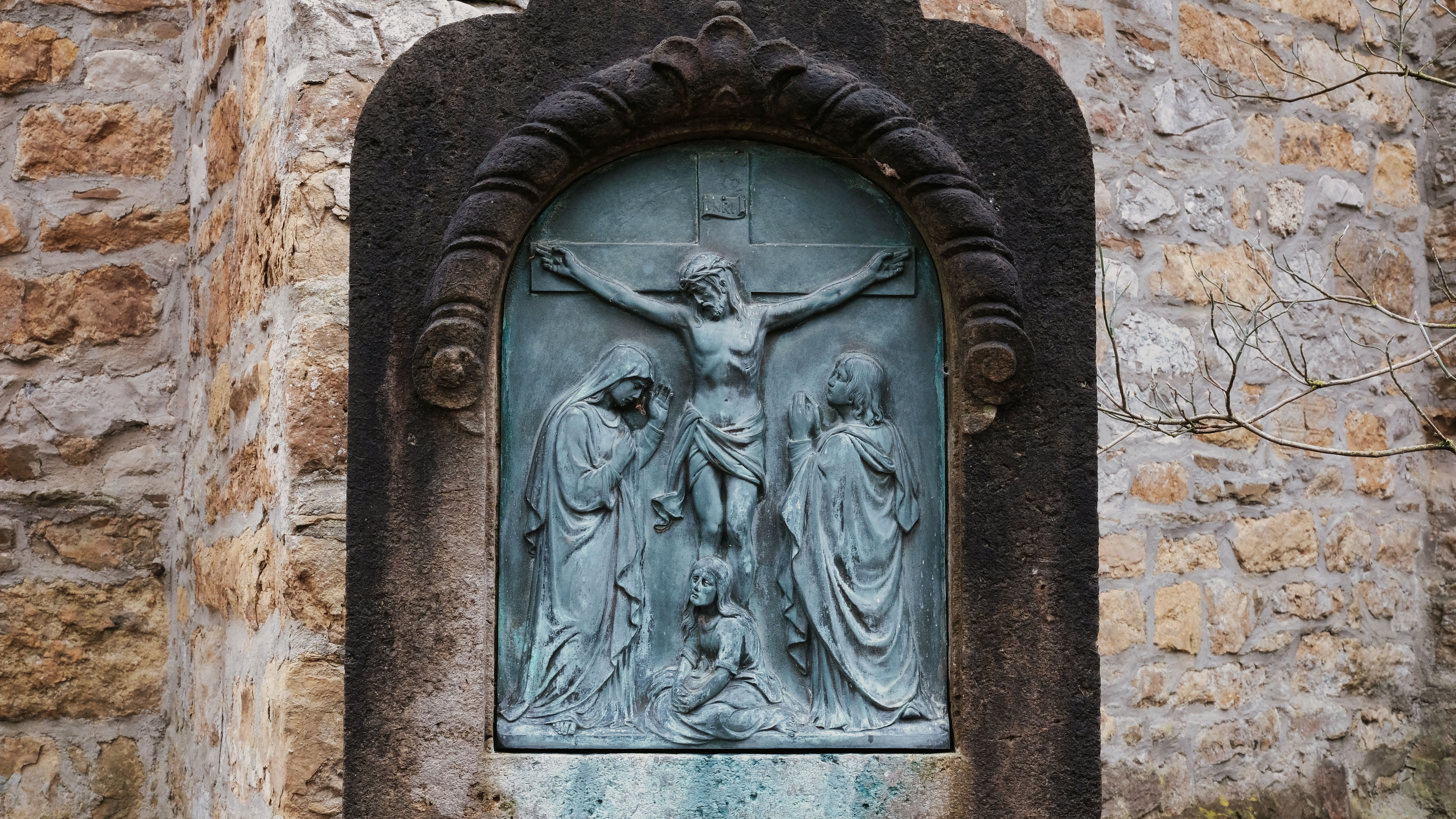 A Close-Up of a Sculpted Tombstone · Free Stock Photo
