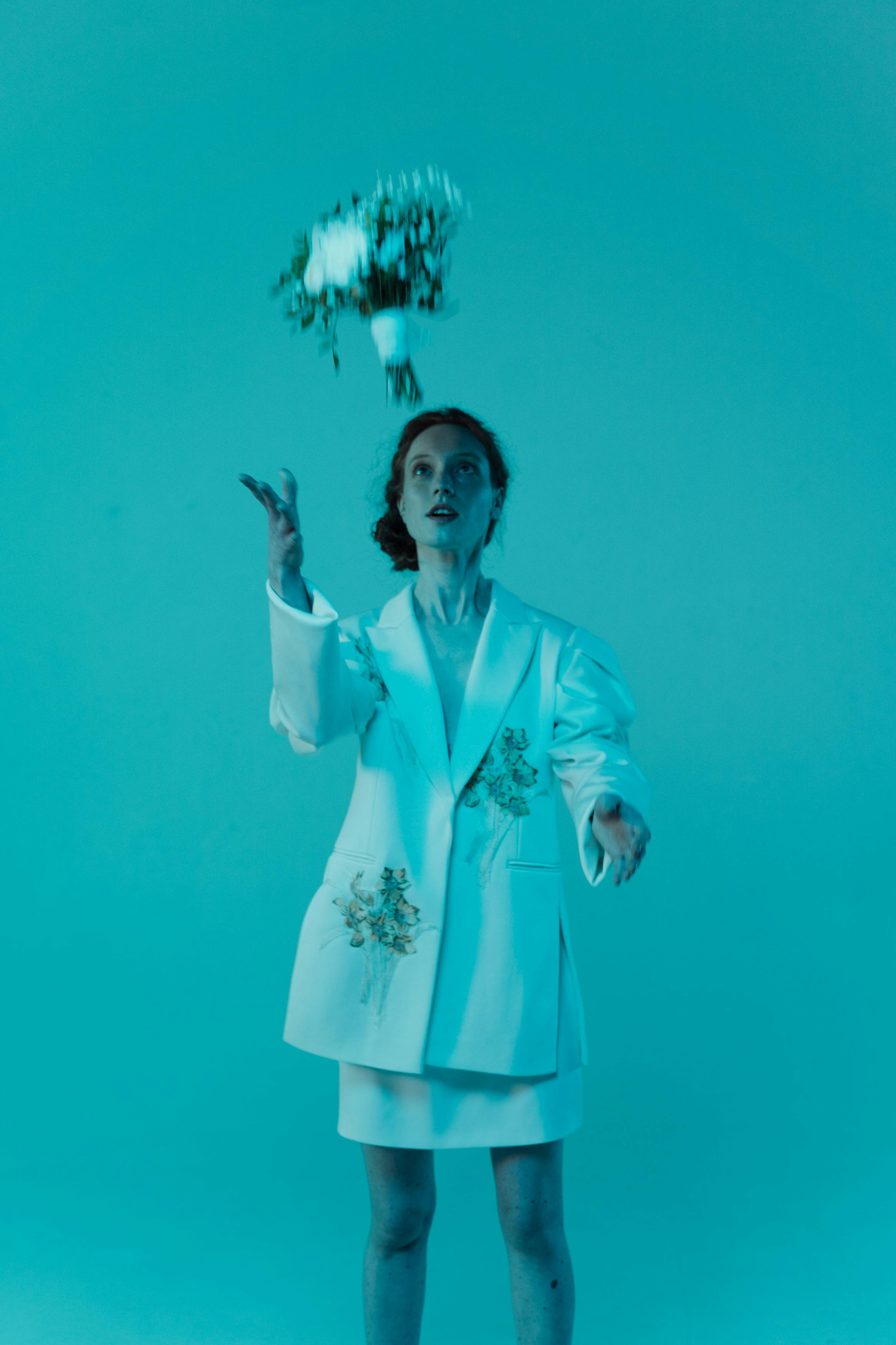 Throwing Flowers Photos, Download The BEST Free Throwing Flowers Stock ...