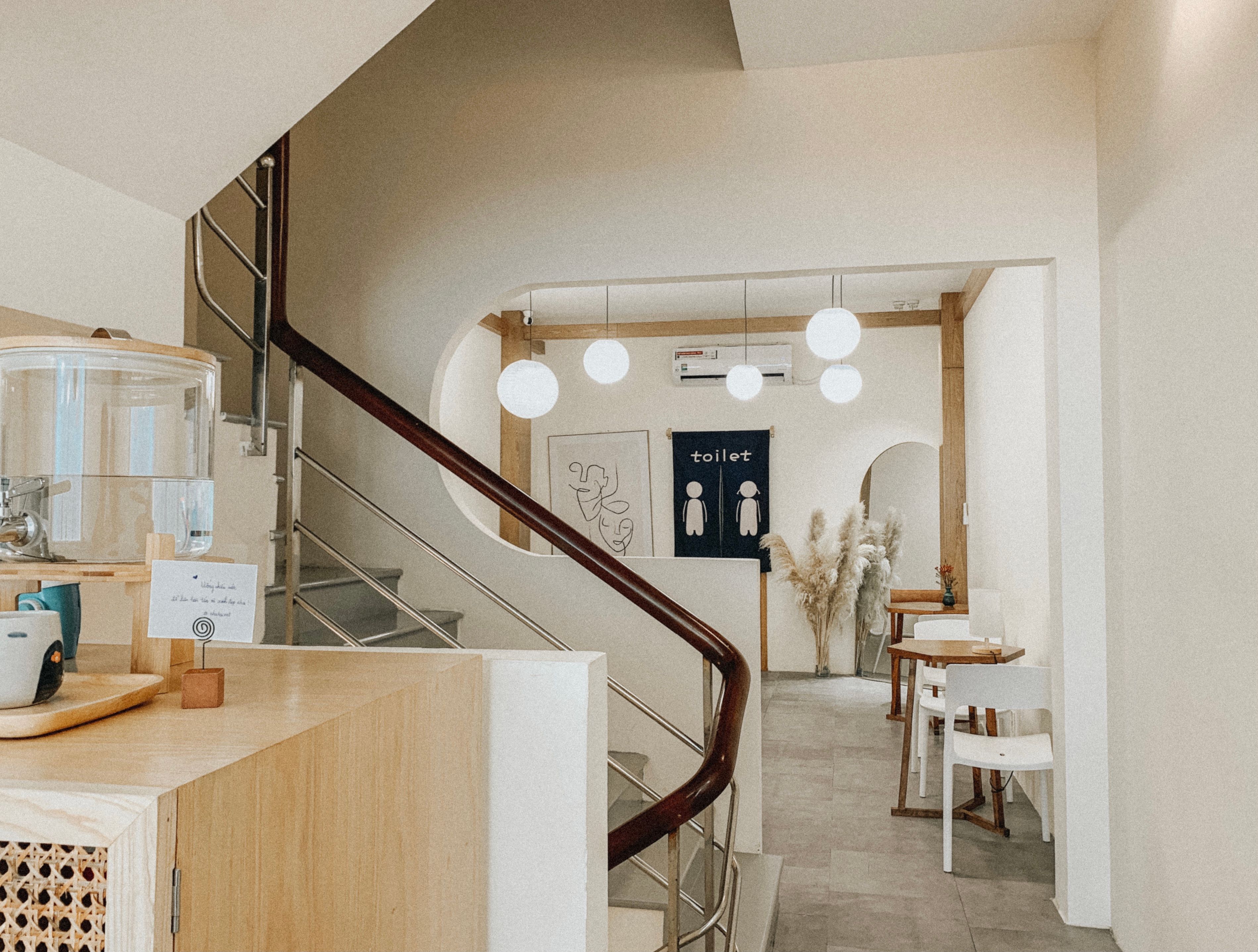 Entrance to Cafe · Free Stock Photo