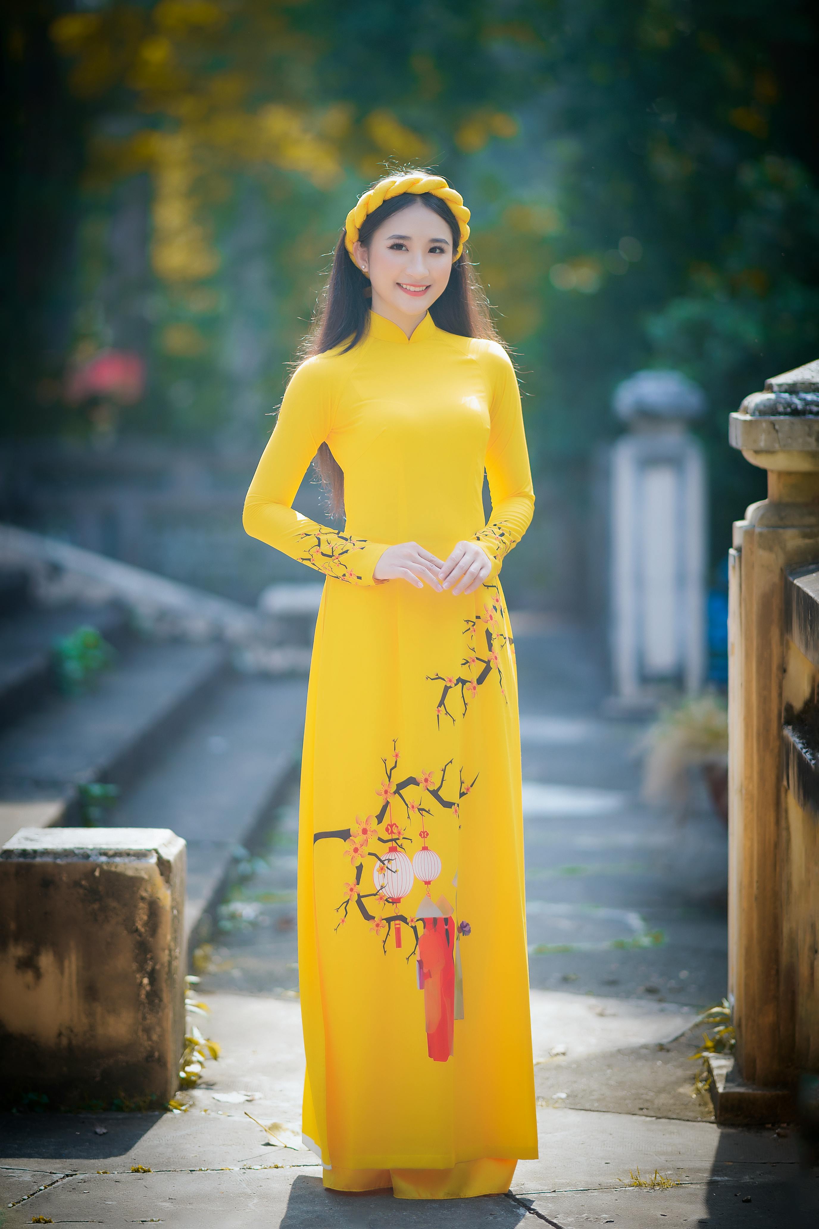 Lady In Yellow Dress Smiling Photos, Download The BEST Free Lady In ...