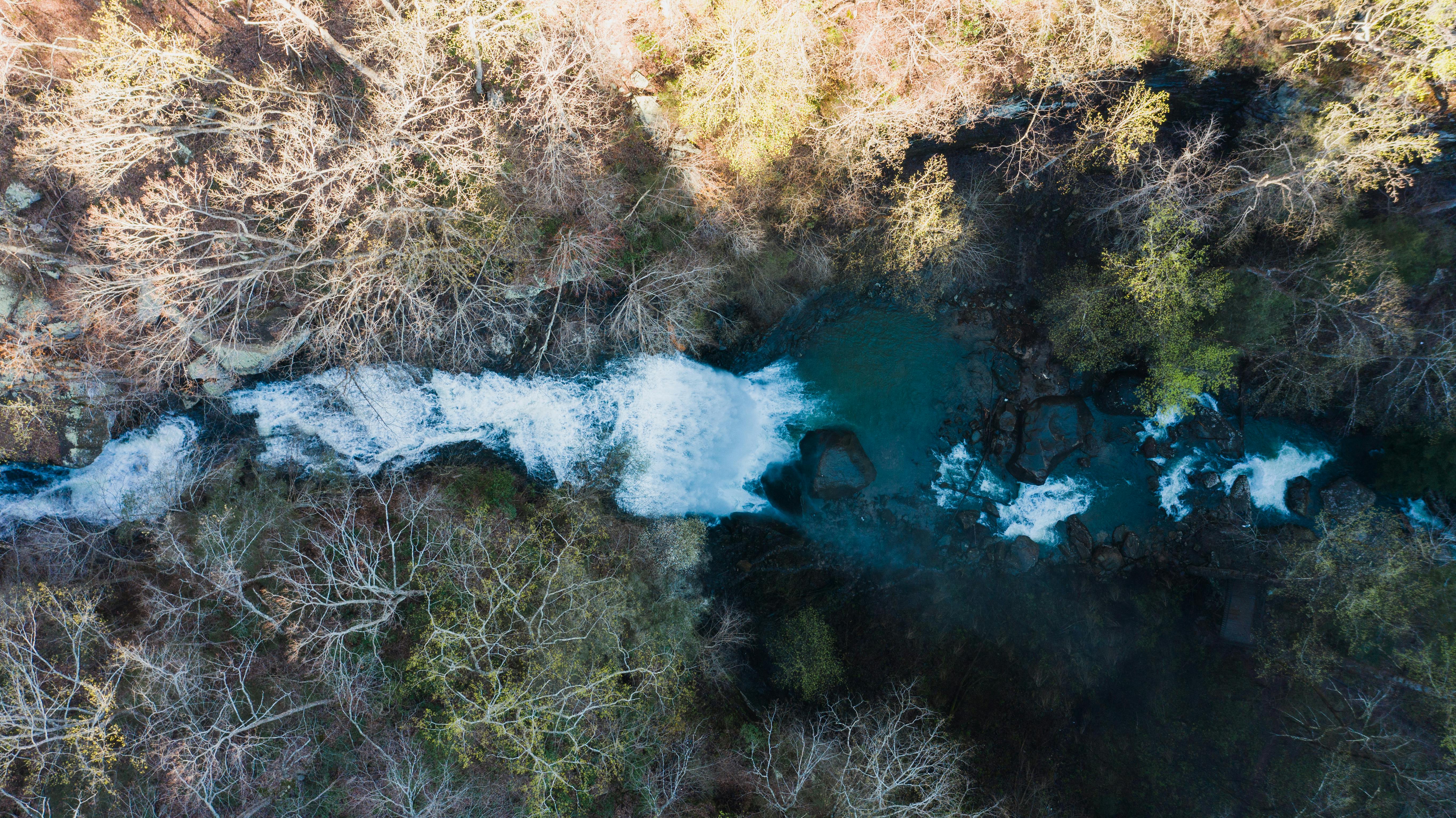Waterfall in mountainous terrain with steep slopes · Free Stock Photo