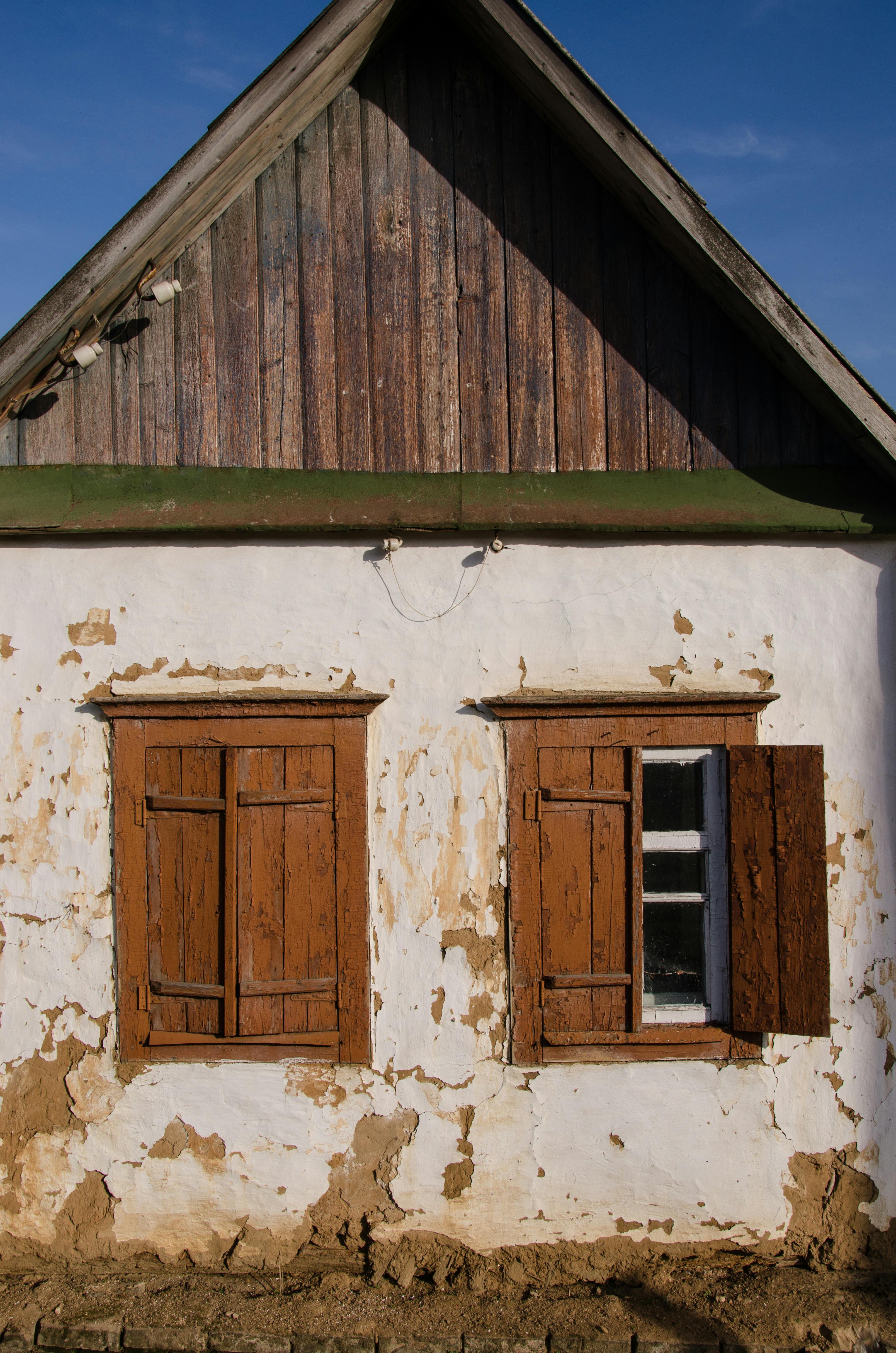 Photograph of a Neglected House · Free Stock Photo