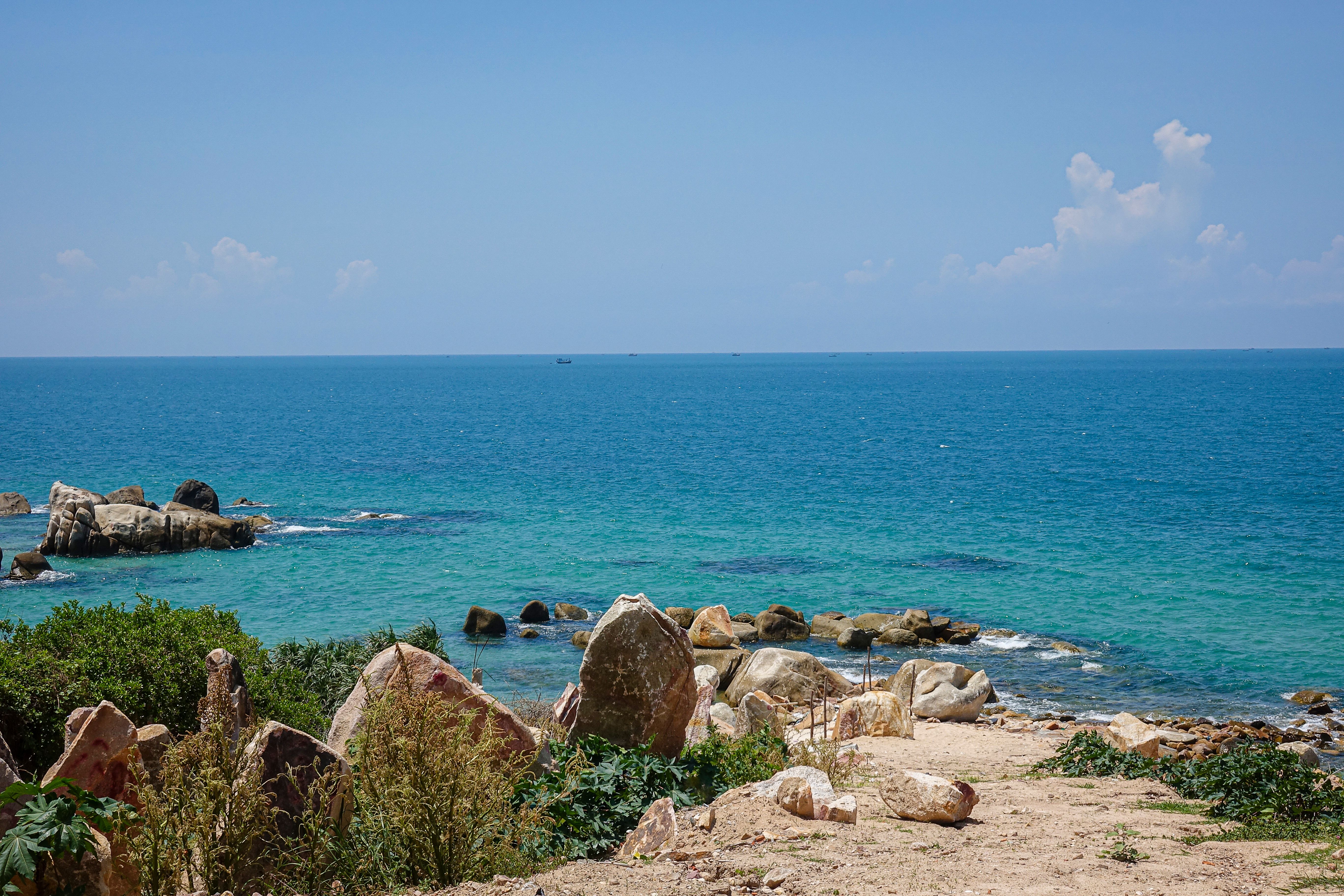 Rocky formations on seashore in summer · Free Stock Photo