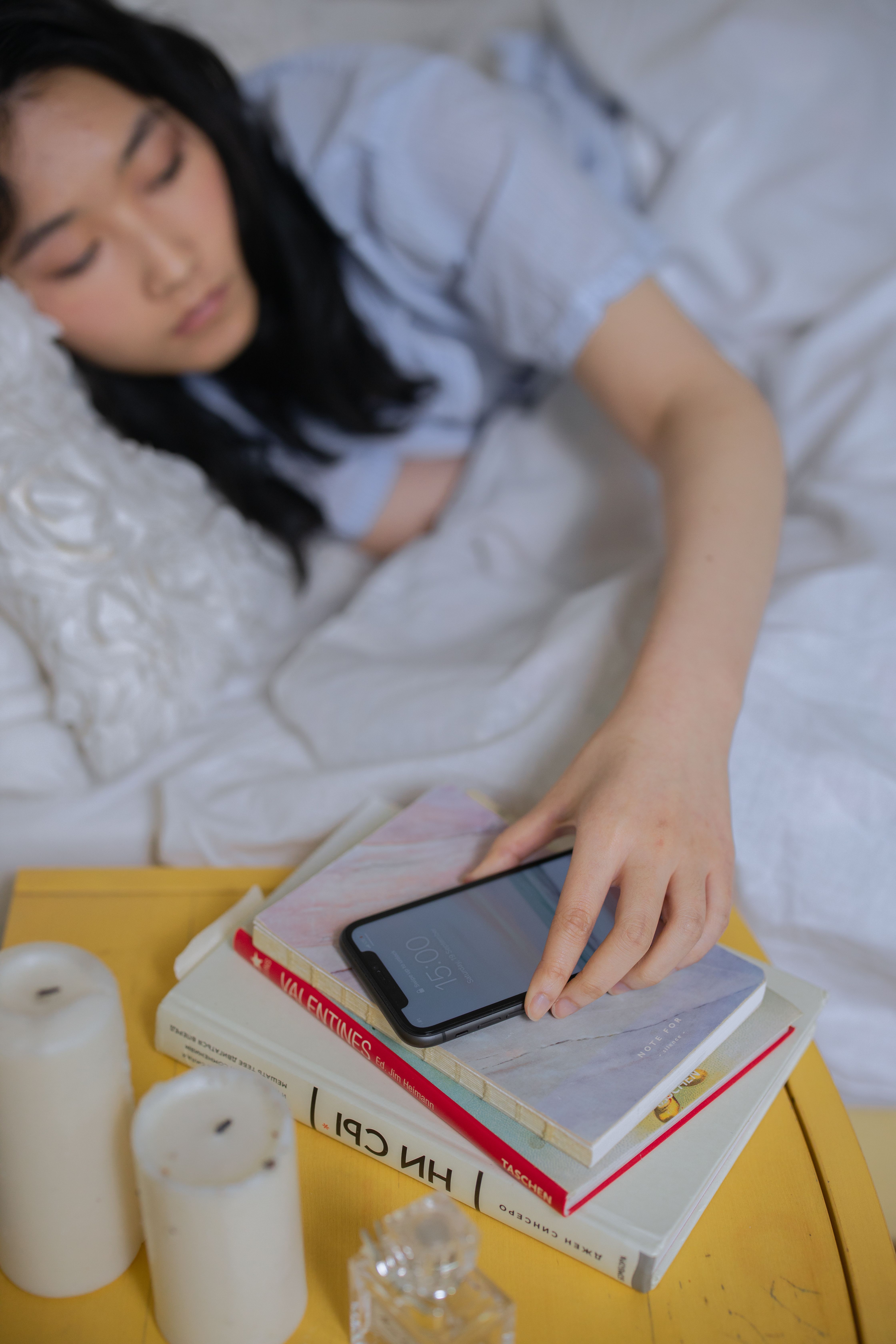 Hand Reaching Phone Photos, Download The BEST Free Hand Reaching Phone ...