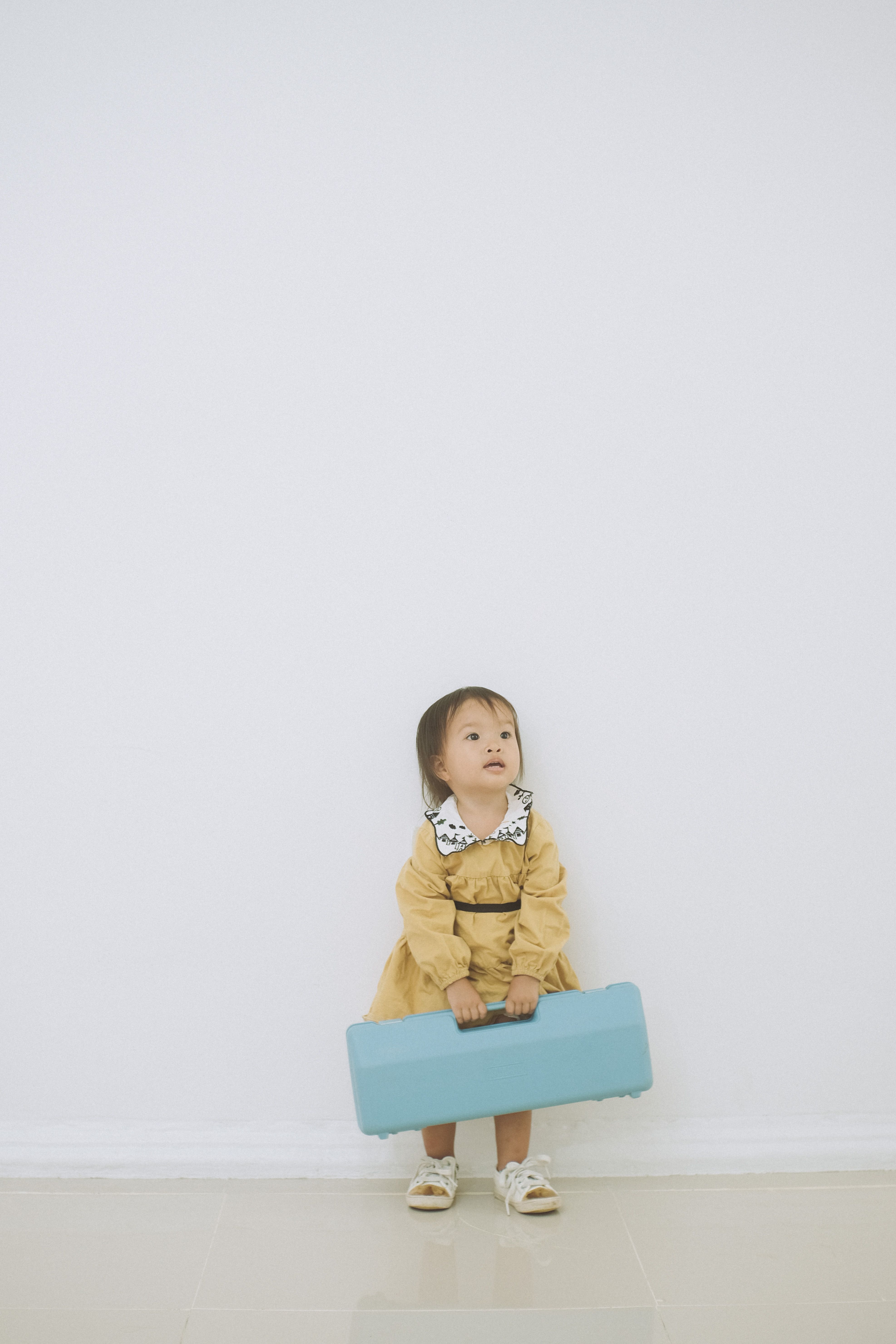 Child Holding Object Photos, Download The BEST Free Child Holding ...