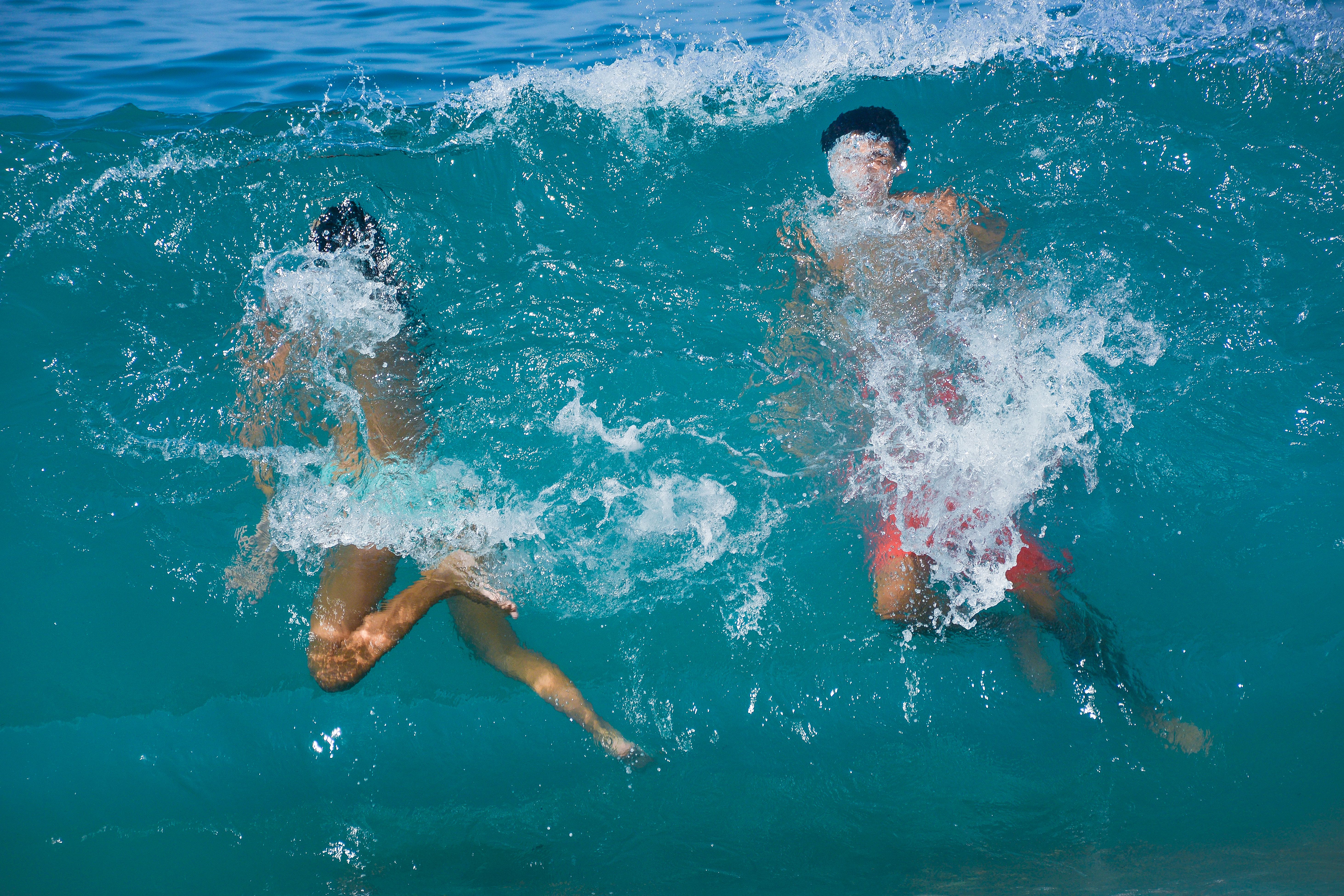 Faceless Enjoying The Beach With Blue Clear Water Photos, Download The ...