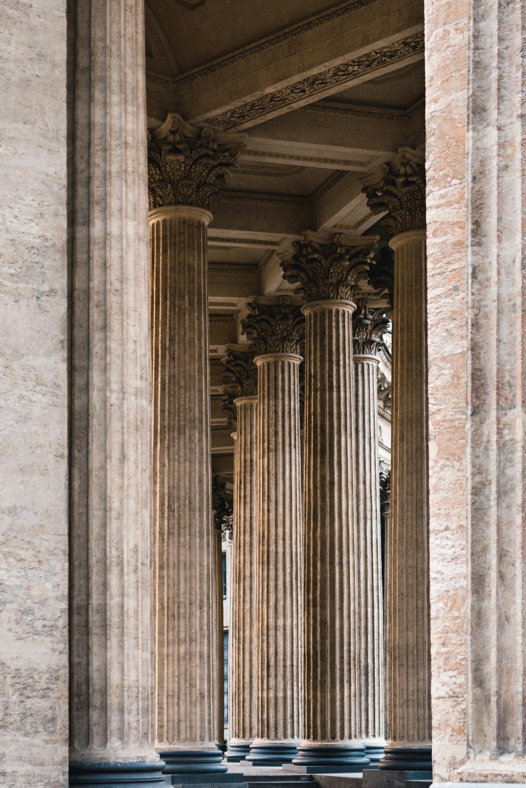 Old columns of building in daylight · Free Stock Photo