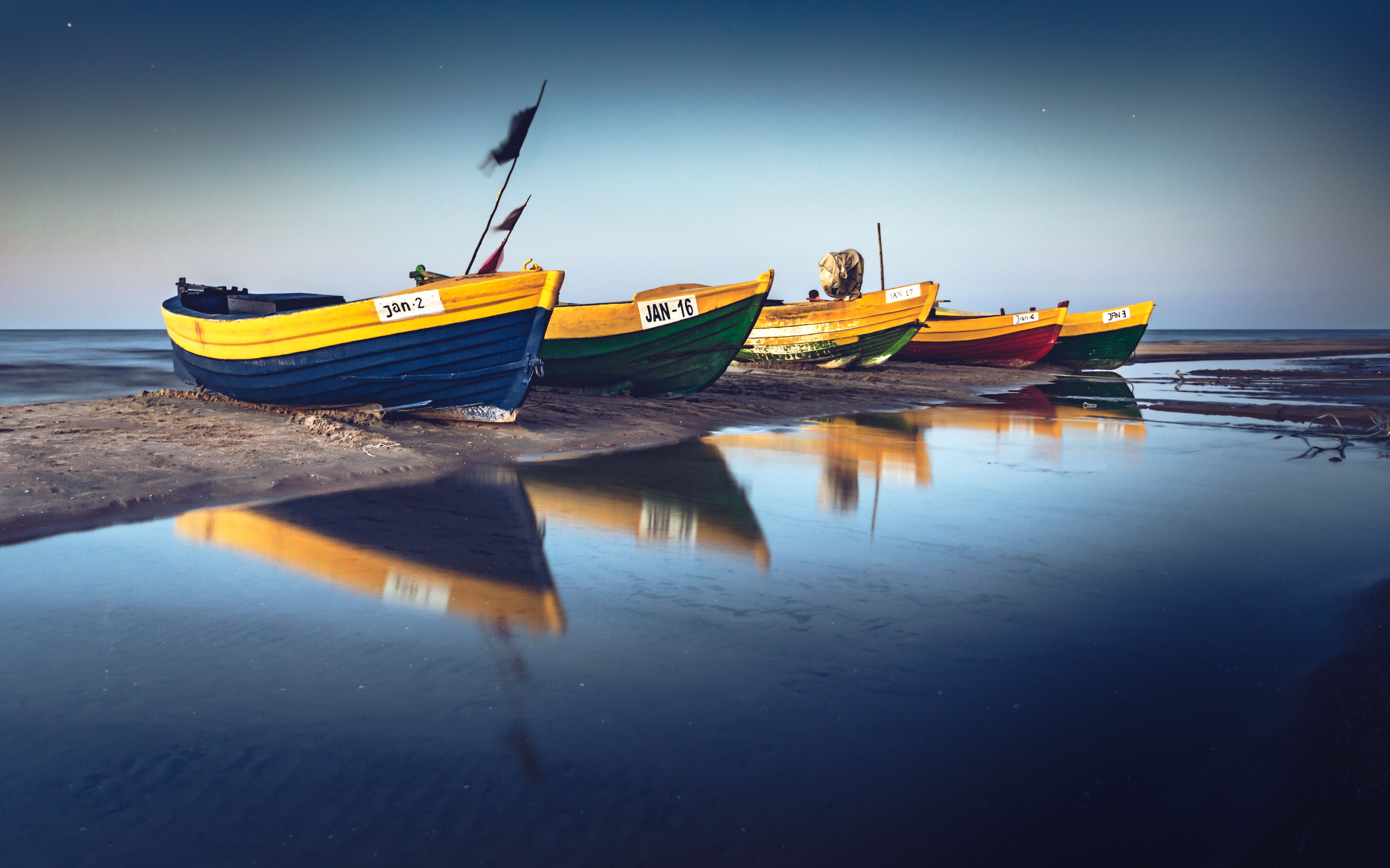 Boats on the Sea Shore · Free Stock Photo