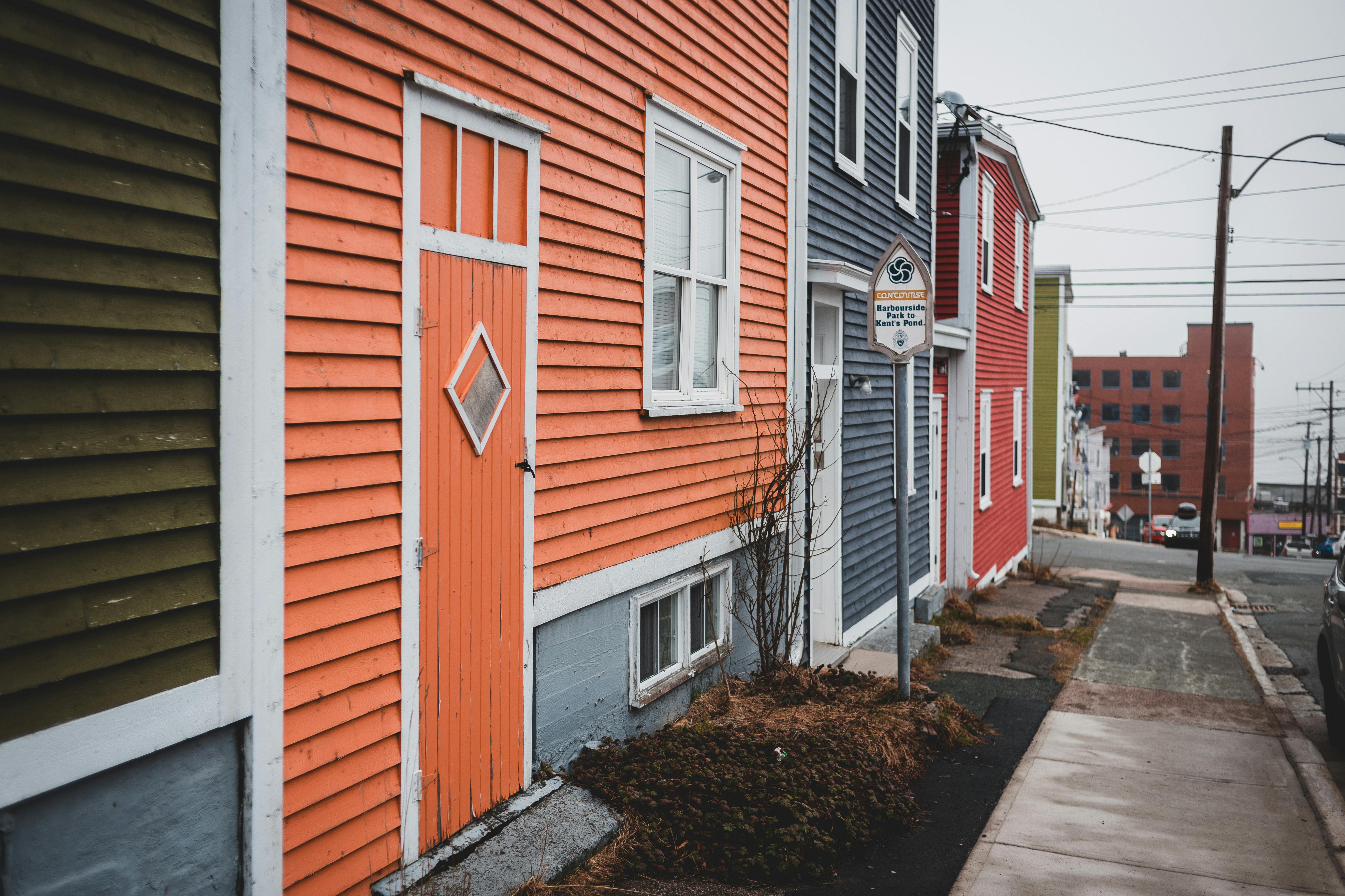 Narrow street with buildings at night city · Free Stock Photo