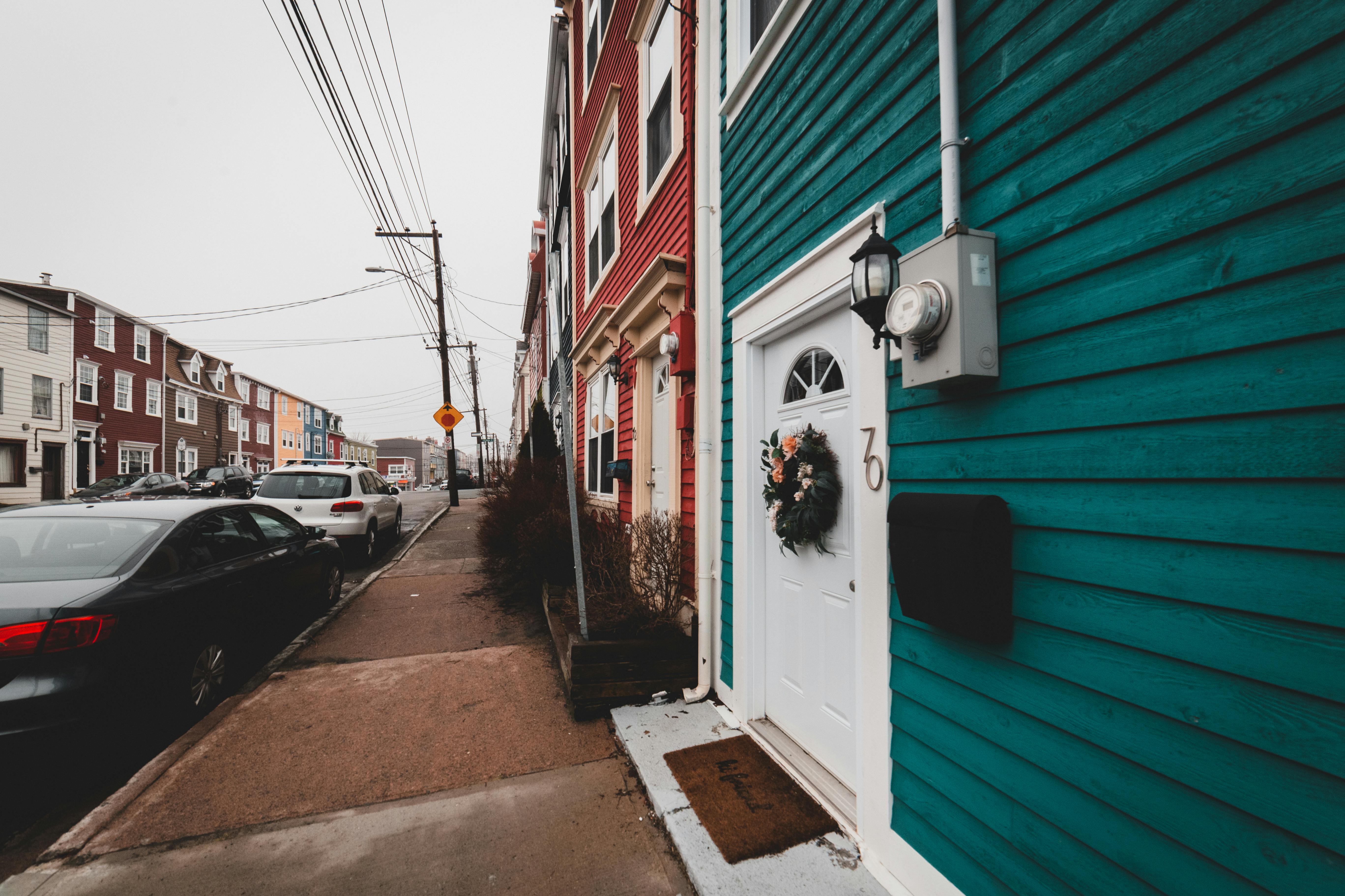 Sidewalk between cars and building · Free Stock Photo