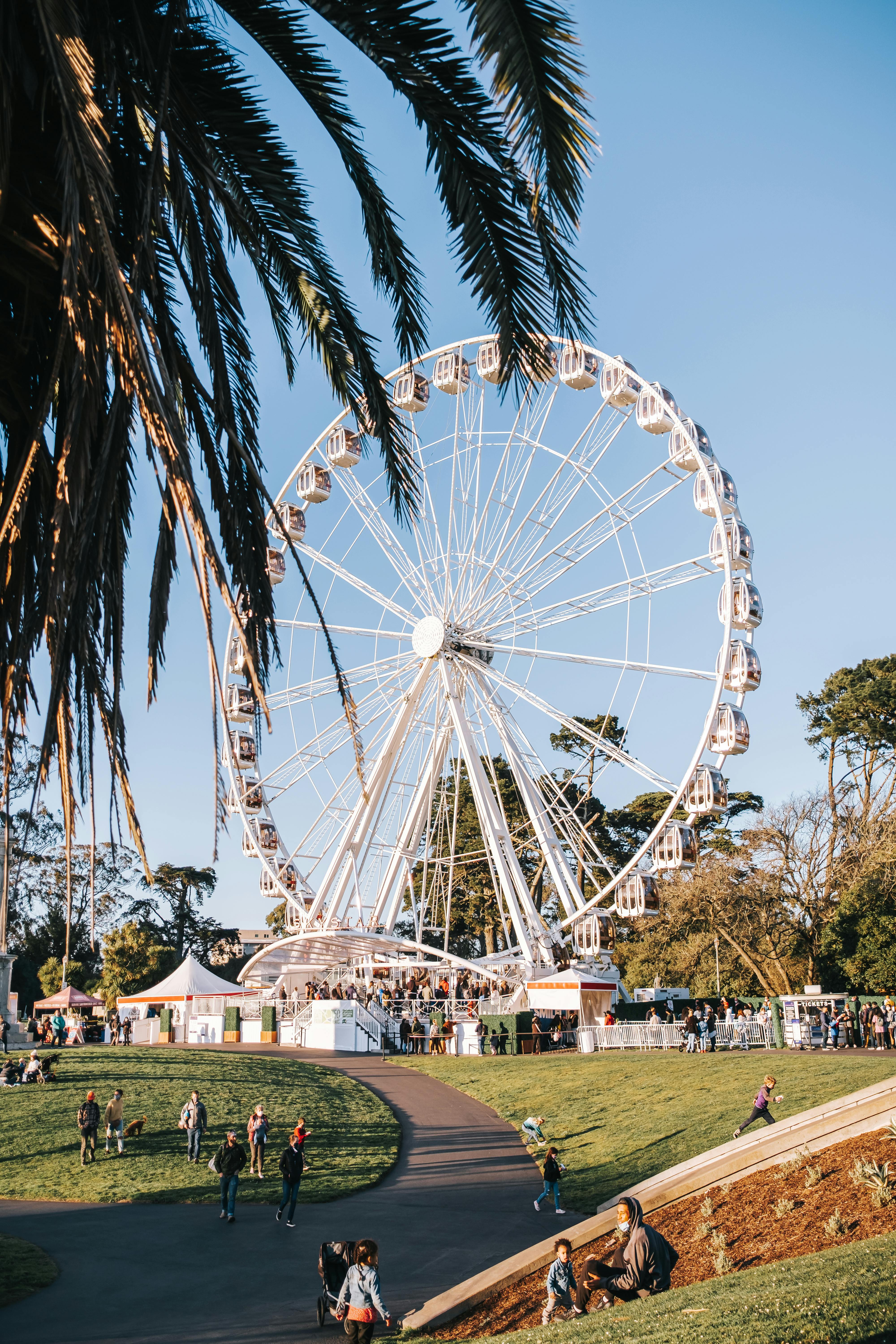 People at Amusement Park · Free Stock Photo