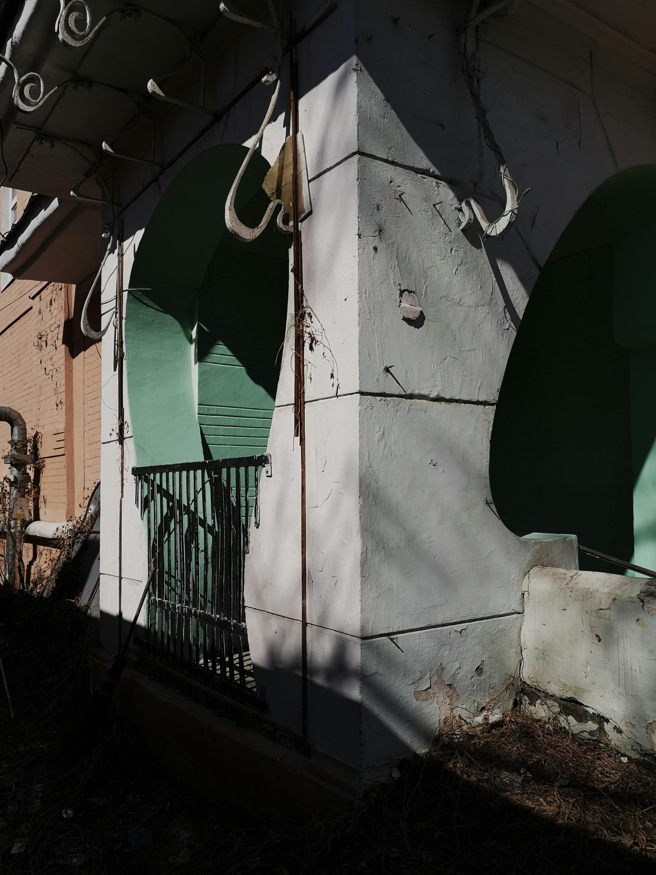 Shabby building exterior with columns in street · Free Stock Photo