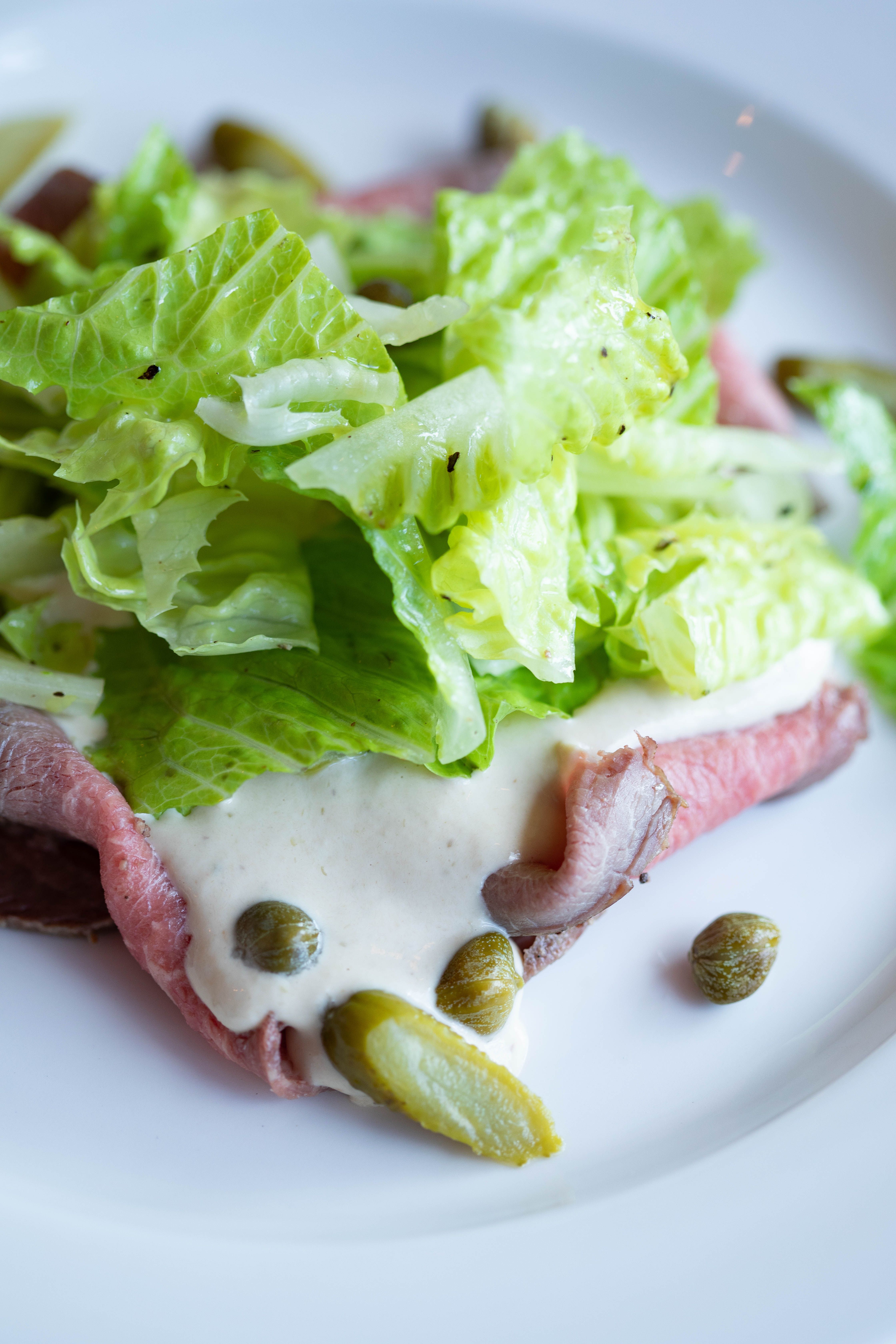 Meat served with sauce and lettuce · Free Stock Photo