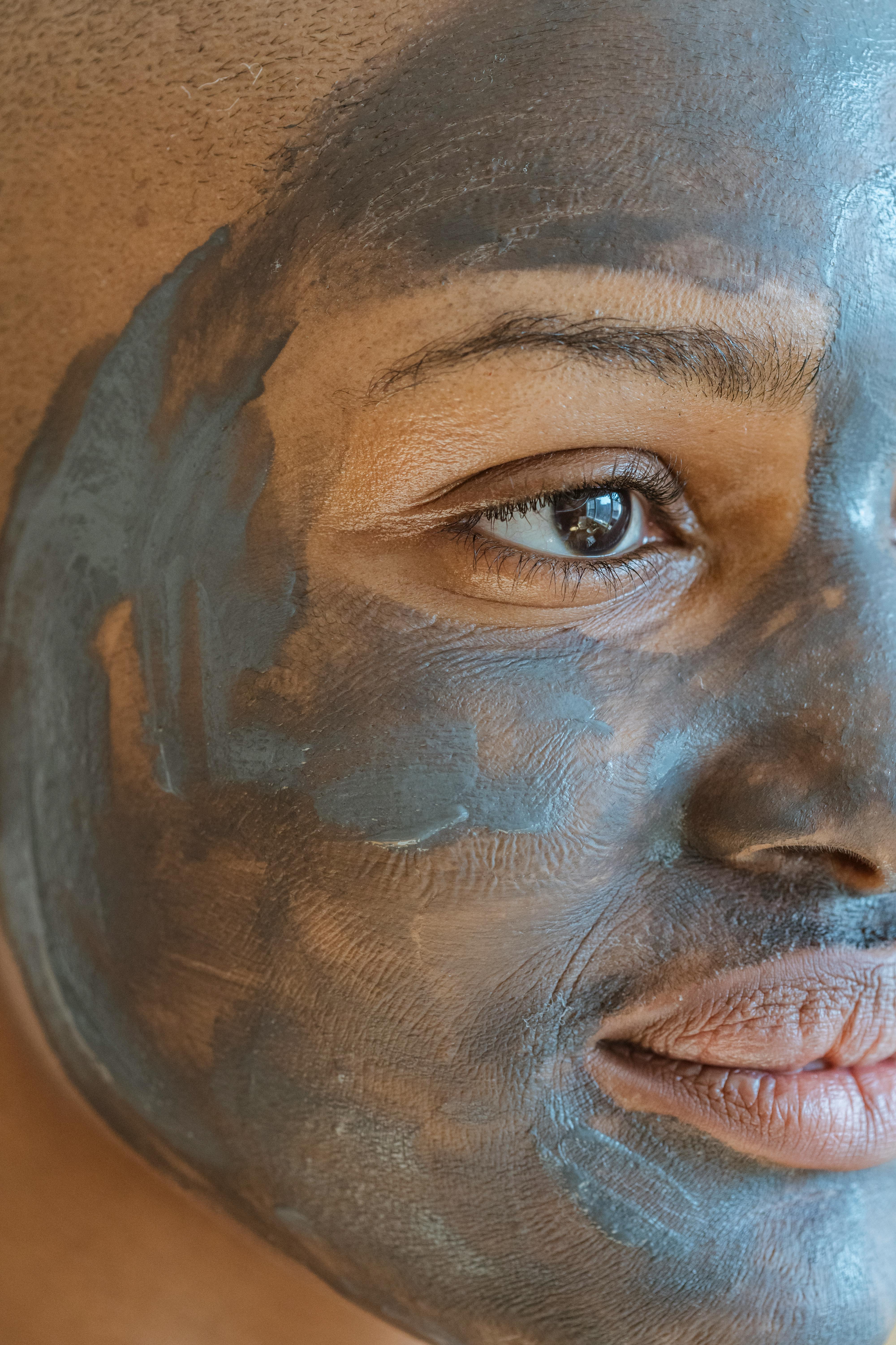 Black woman with natural clay mask looking away · Free Stock Photo
