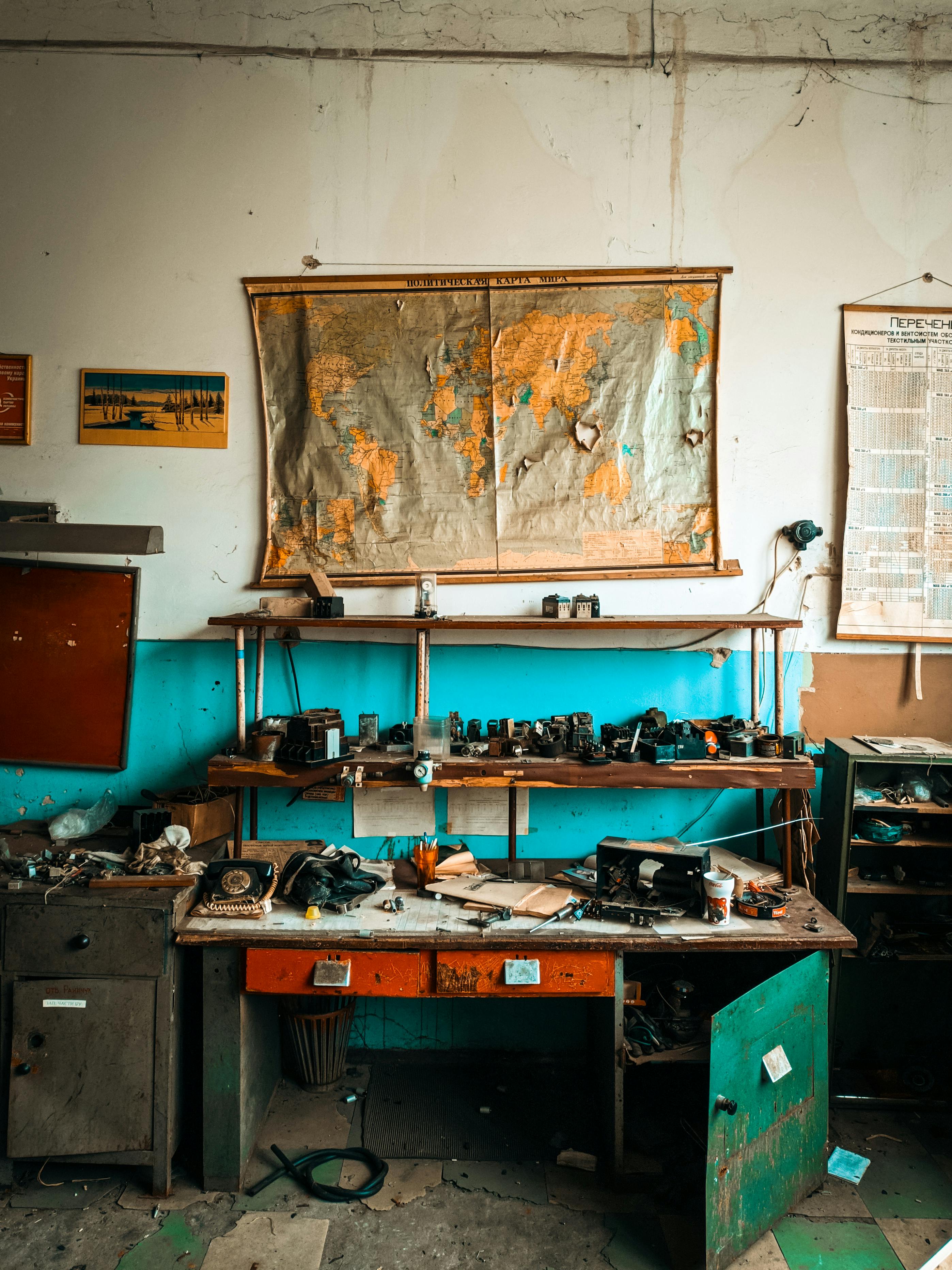 Untidy Workspace Photos, Download The BEST Free Untidy Workspace Stock ...