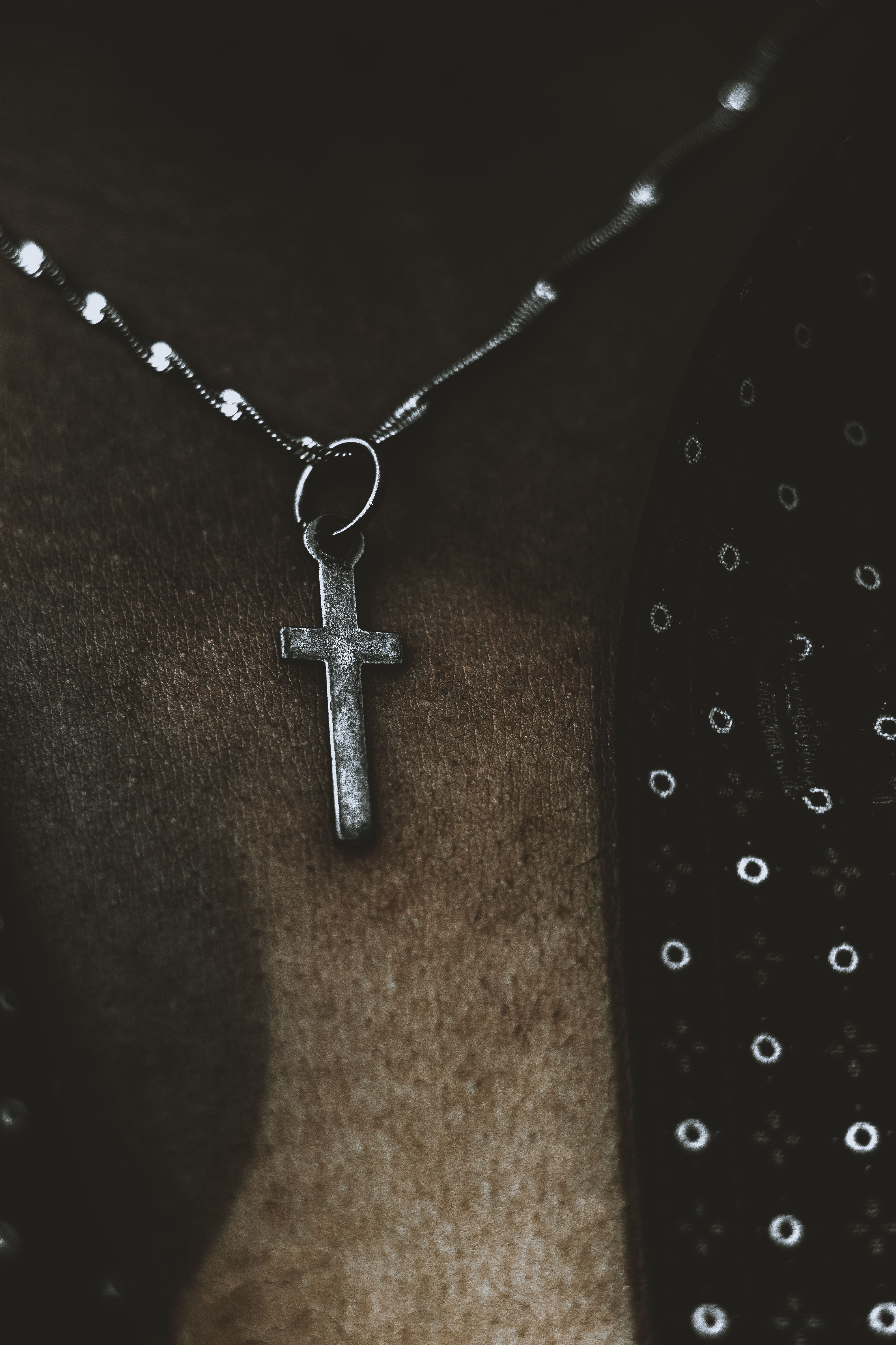 A Close-Up Shot of a Silver Necklace · Free Stock Photo