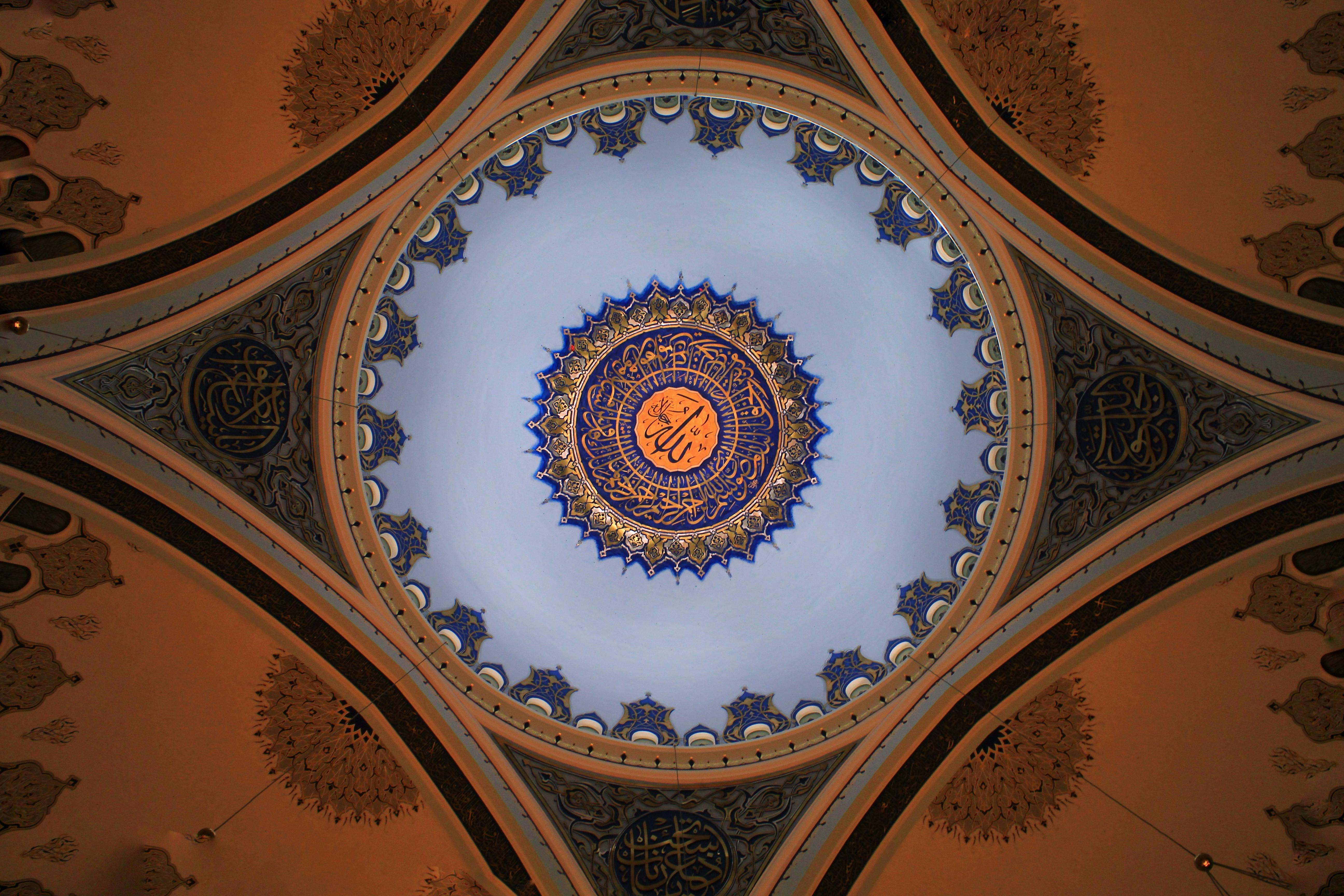 Intricate decoration of ceiling dome of Mosque · Free Stock Photo