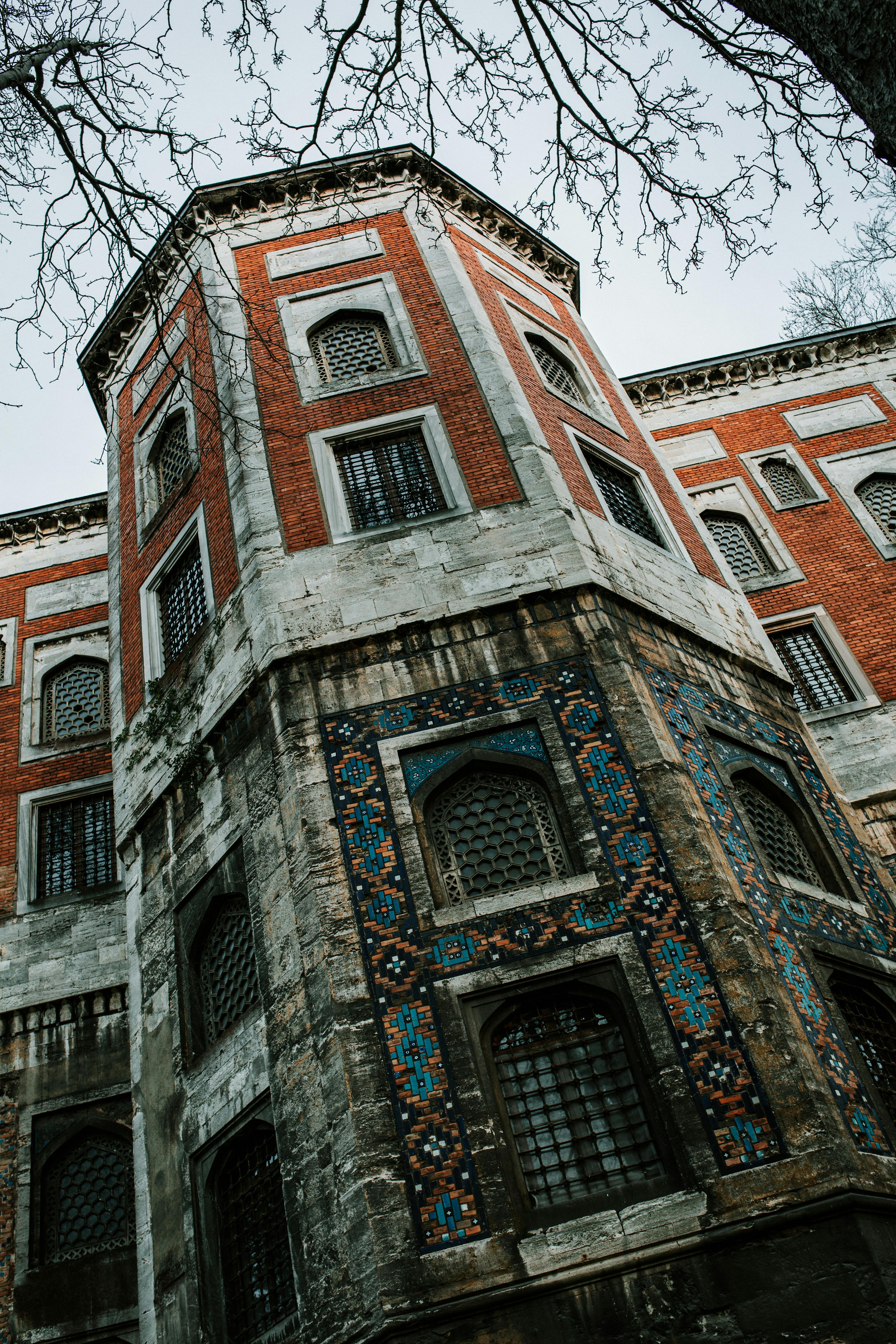 Old building exterior with ornamental details under overcast sky · Free ...