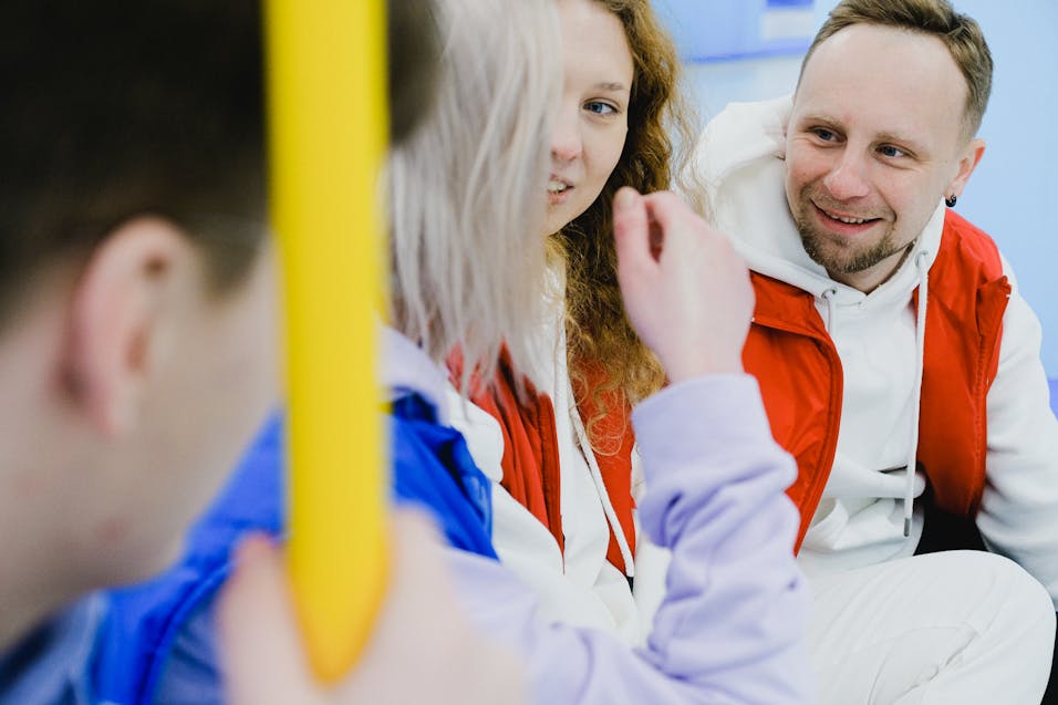 How to Text a Large Group of People Easily Online