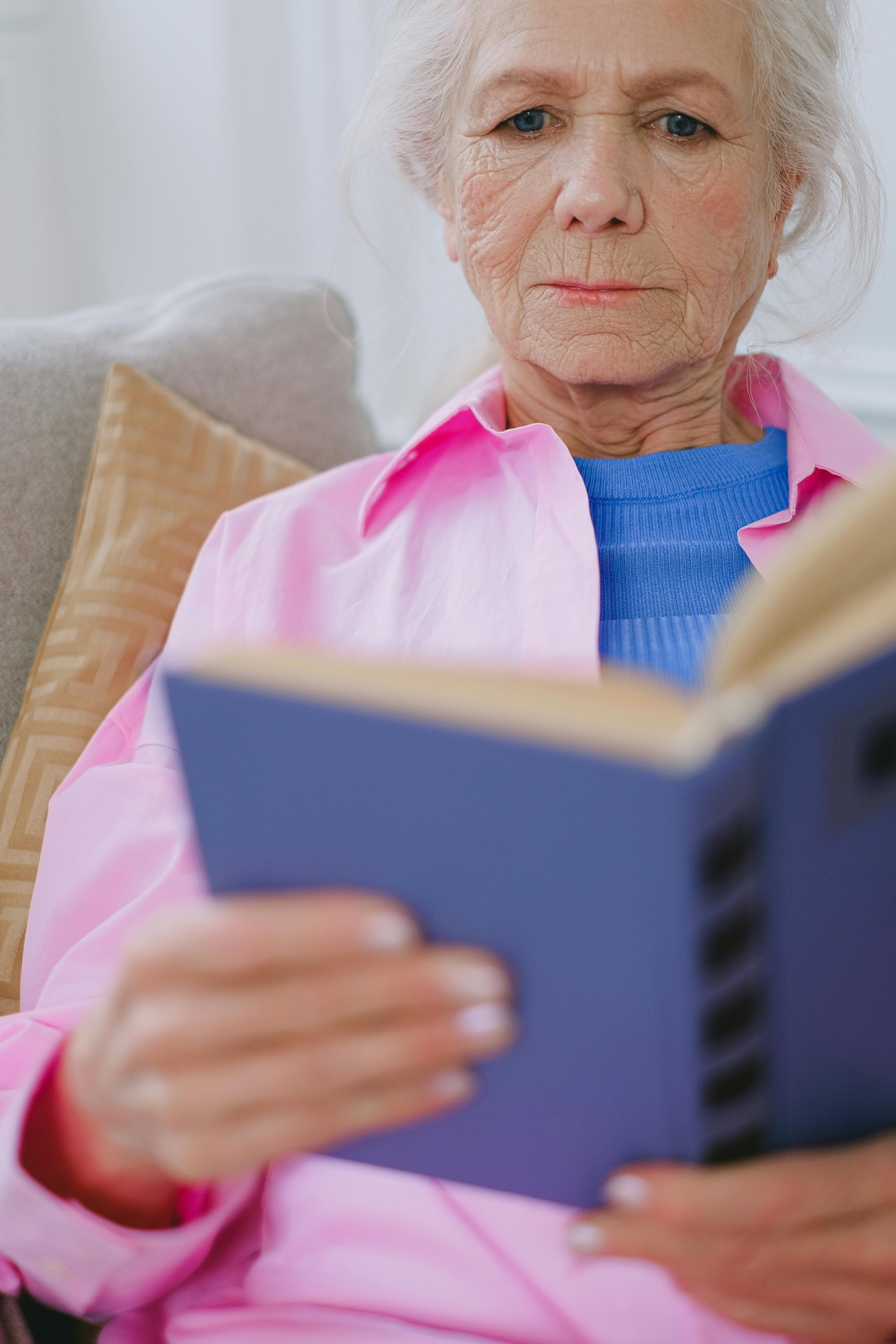 고요한 교육 노인 독서하는 따뜻함 라이프스타일 레저 로우앵글 샷 문학 분홍색 셔츠 사람 사색 중인 성숙한 소파 수직 쐈어 실내 아늑한 앉아