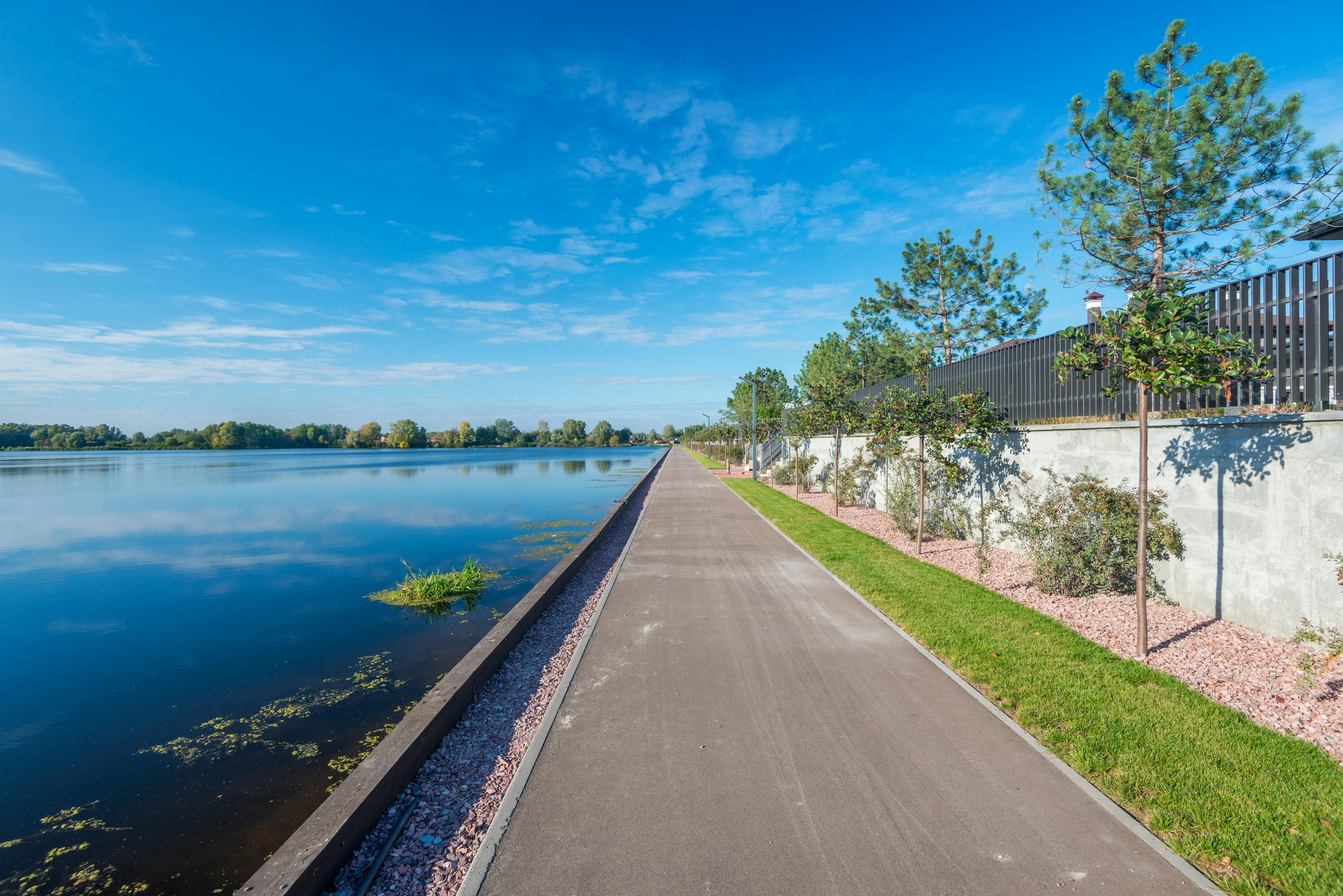 Promenade on Riverbank · Free Stock Photo