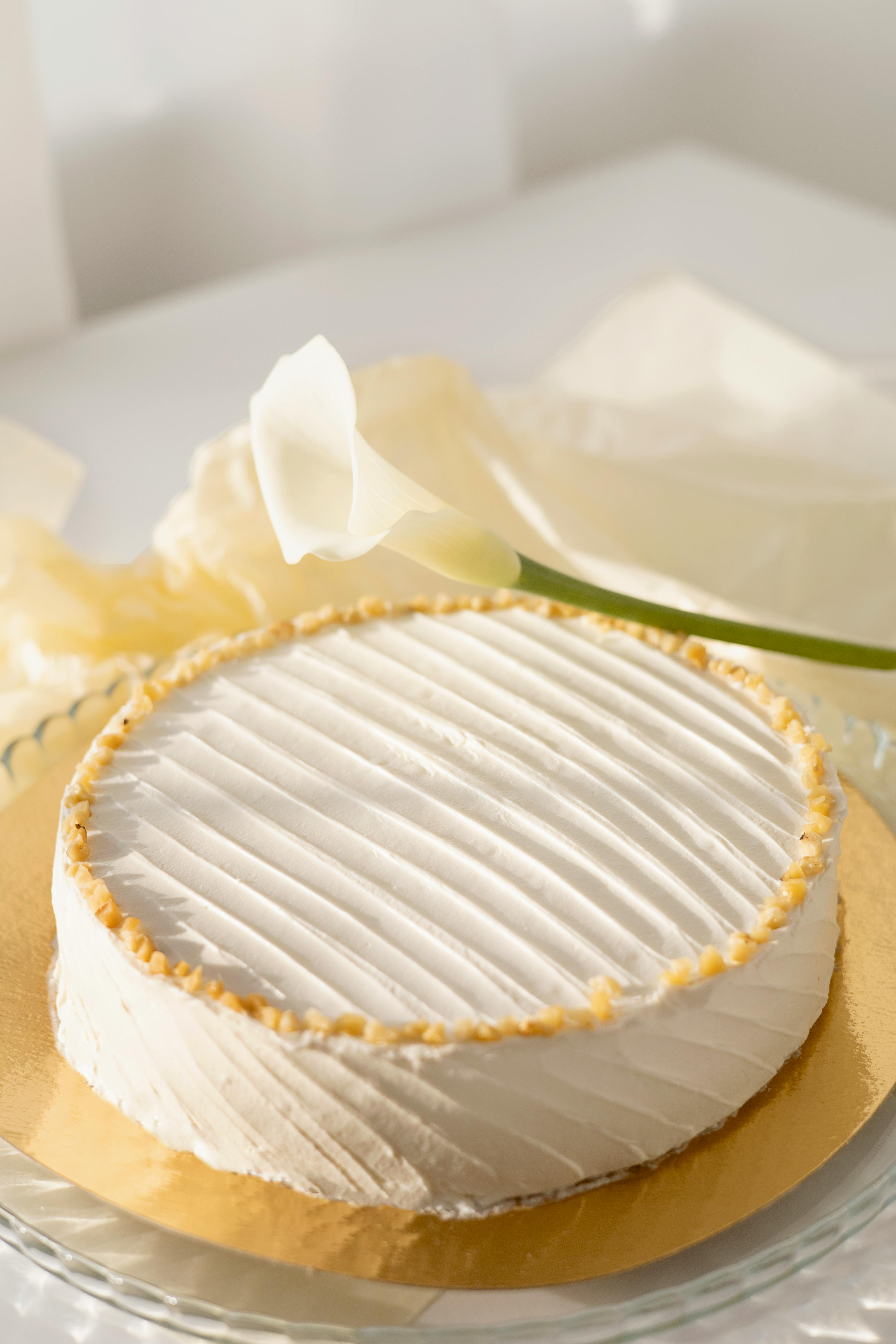 White Round Cake on Golden Round Board · Free Stock Photo