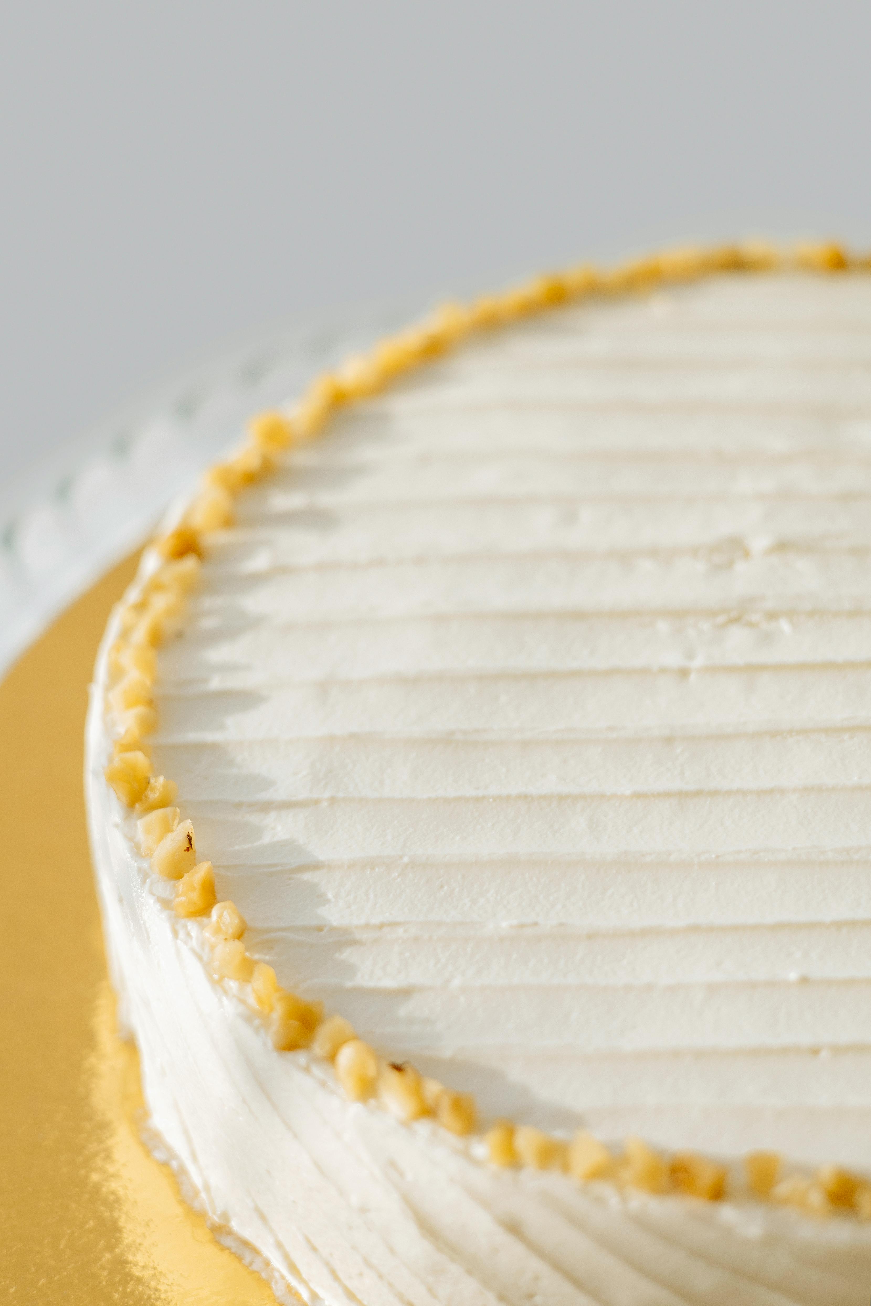 Close-Up Shot of White Round Cake · Free Stock Photo