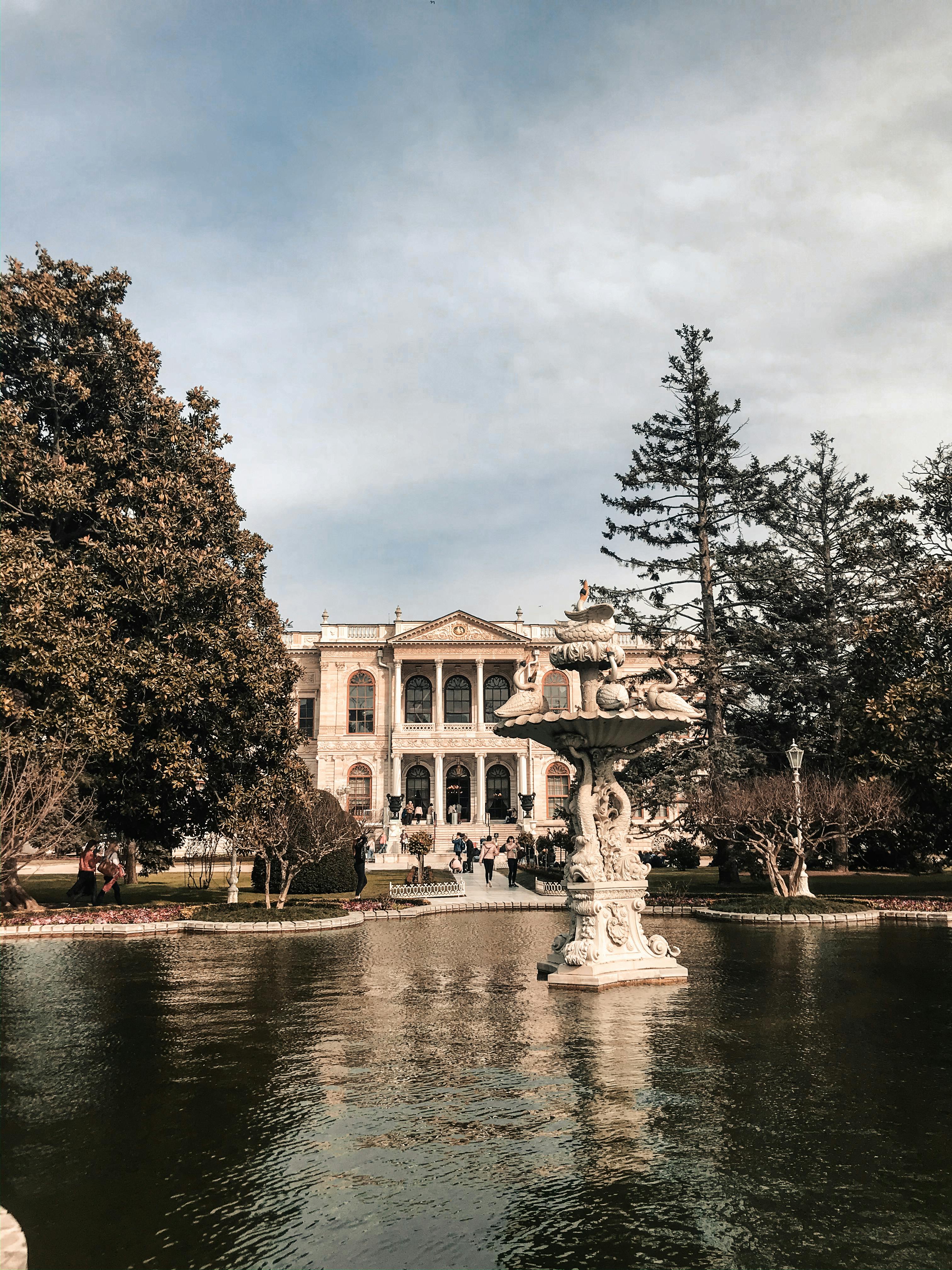 Beige Painted Concrete Building · Free Stock Photo