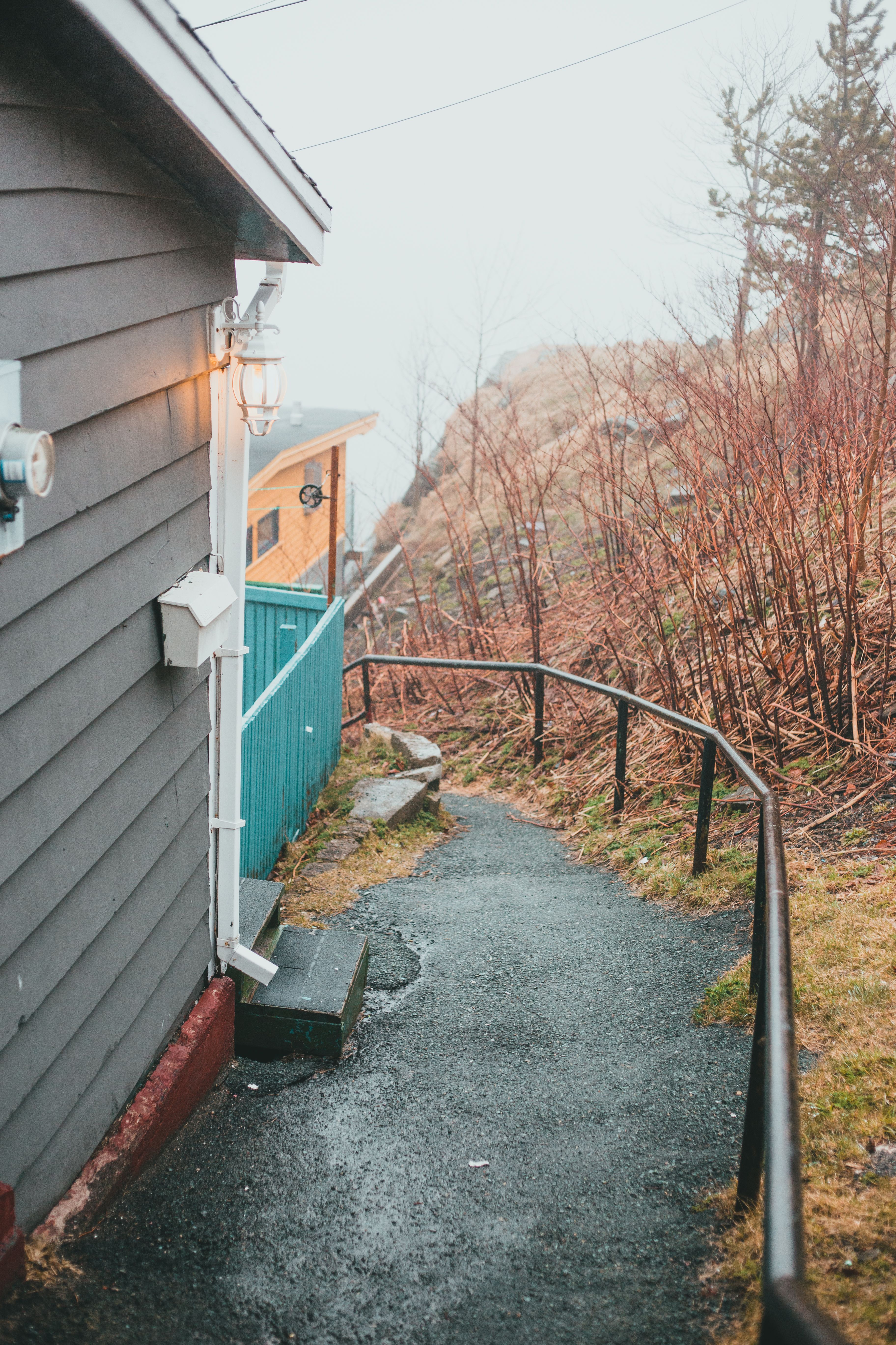 Pathway near building in town · Free Stock Photo
