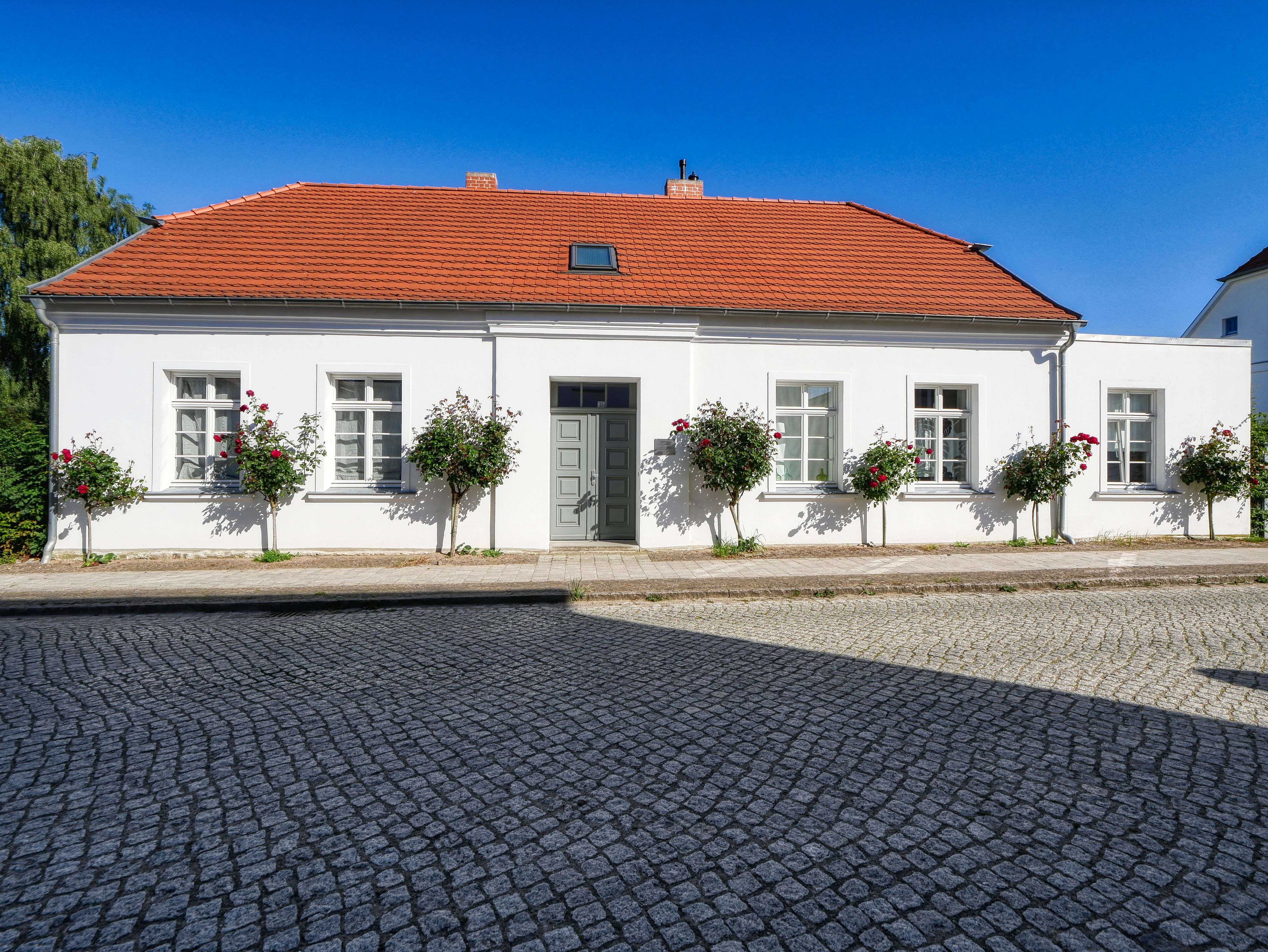 Building near Street · Free Stock Photo