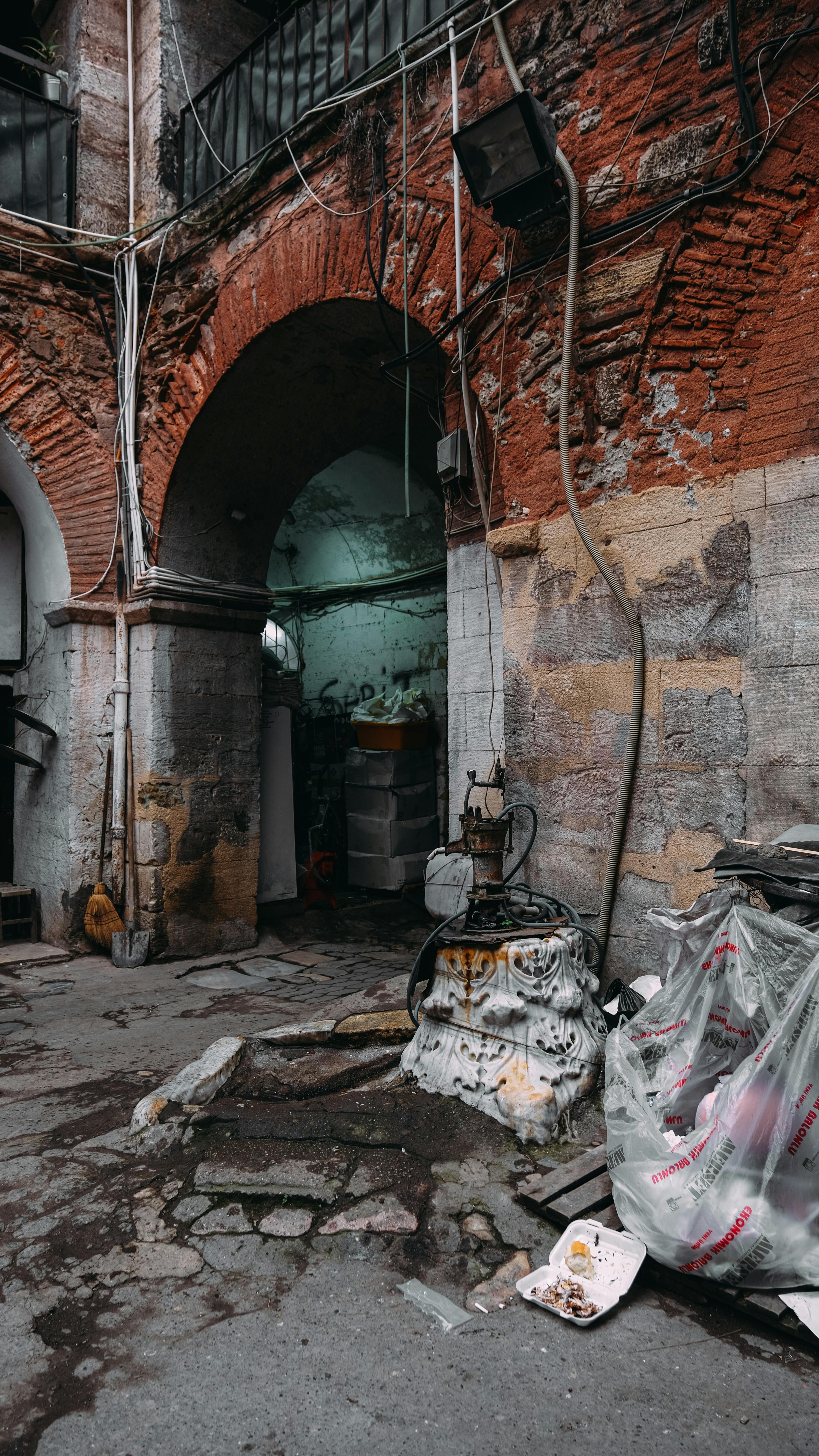 Destroyed buildings on grassy field · Free Stock Photo