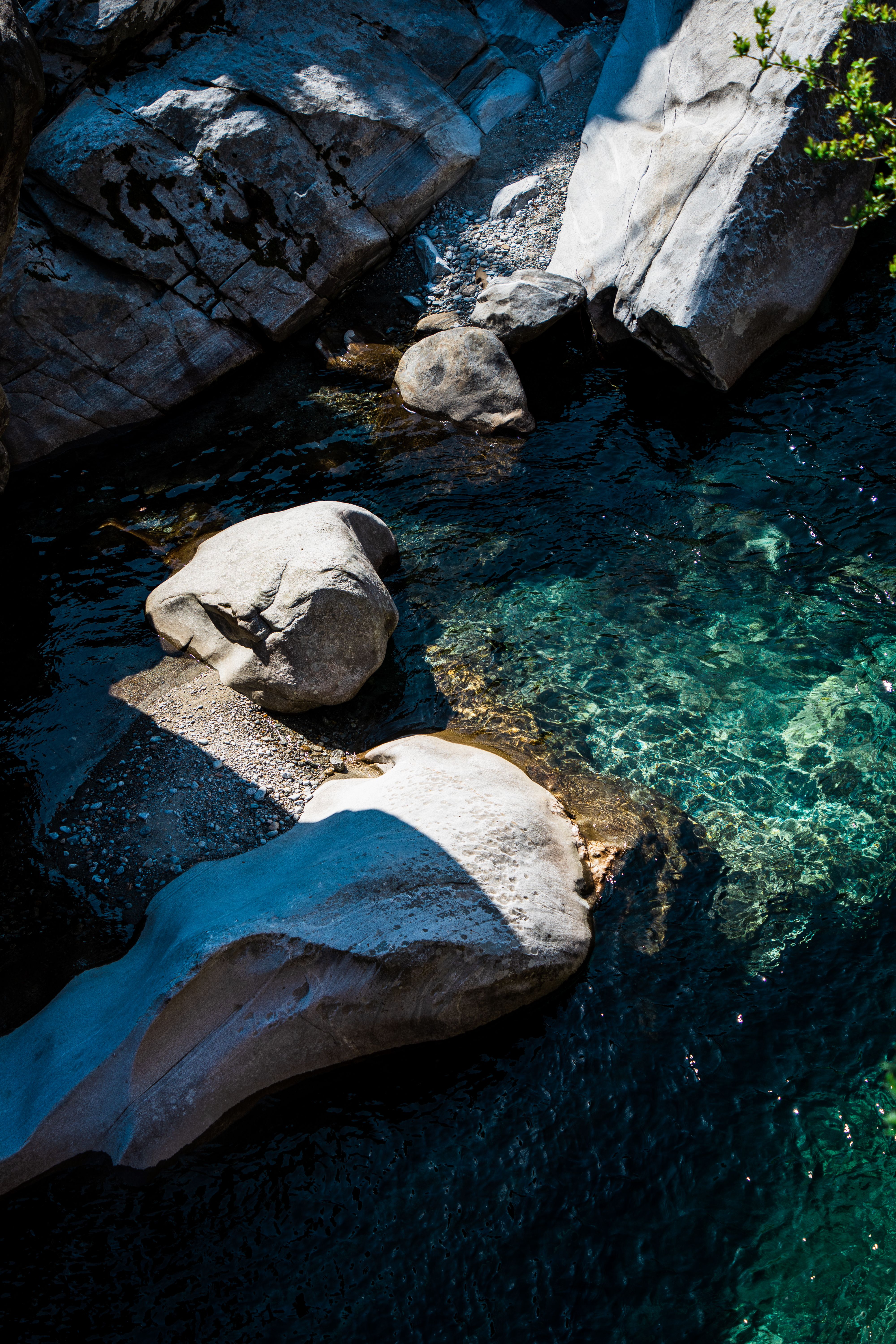 Big Rocks on Body of Water · Free Stock Photo