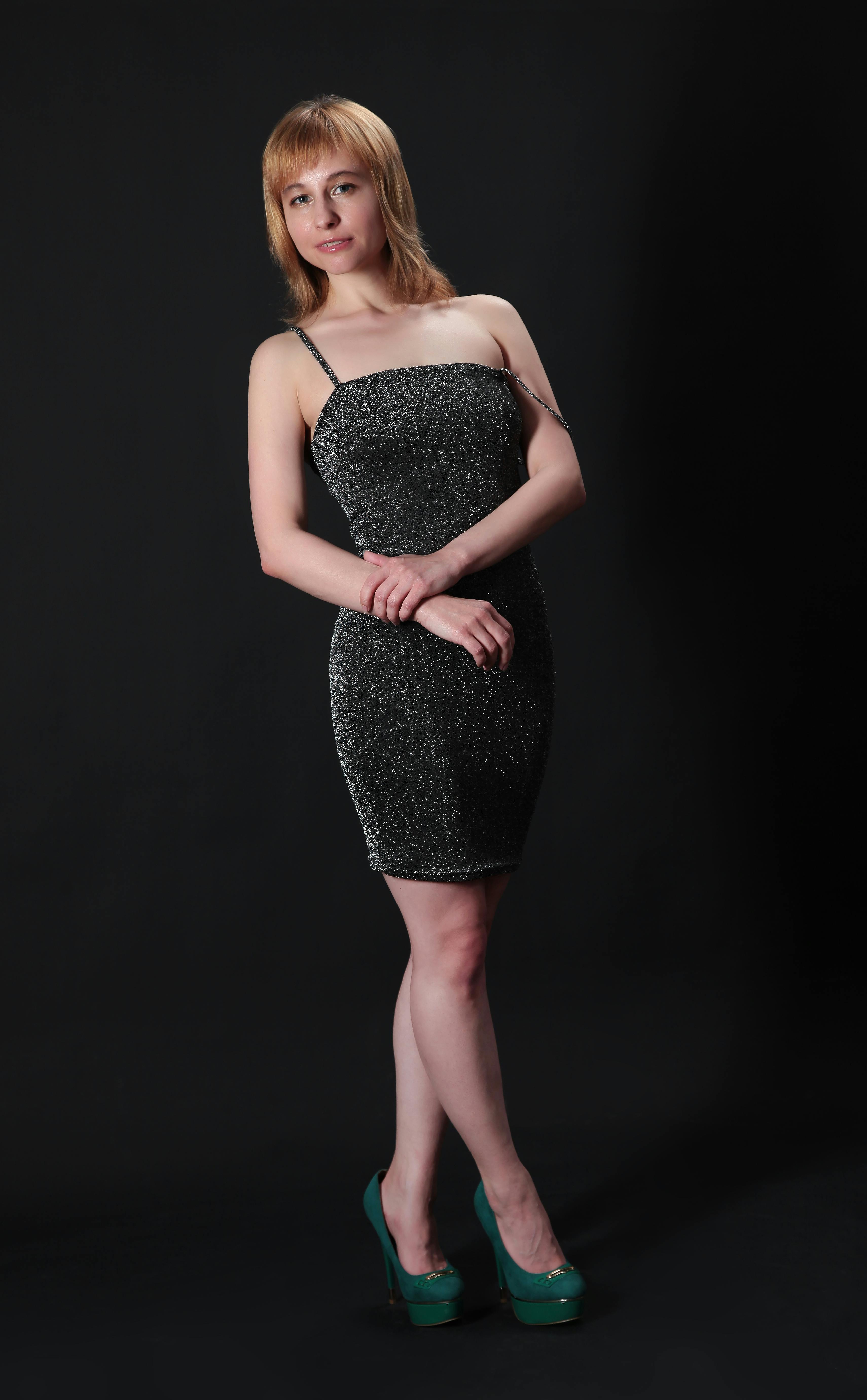 Stylish bald black woman in sunglasses · Free Stock Photo