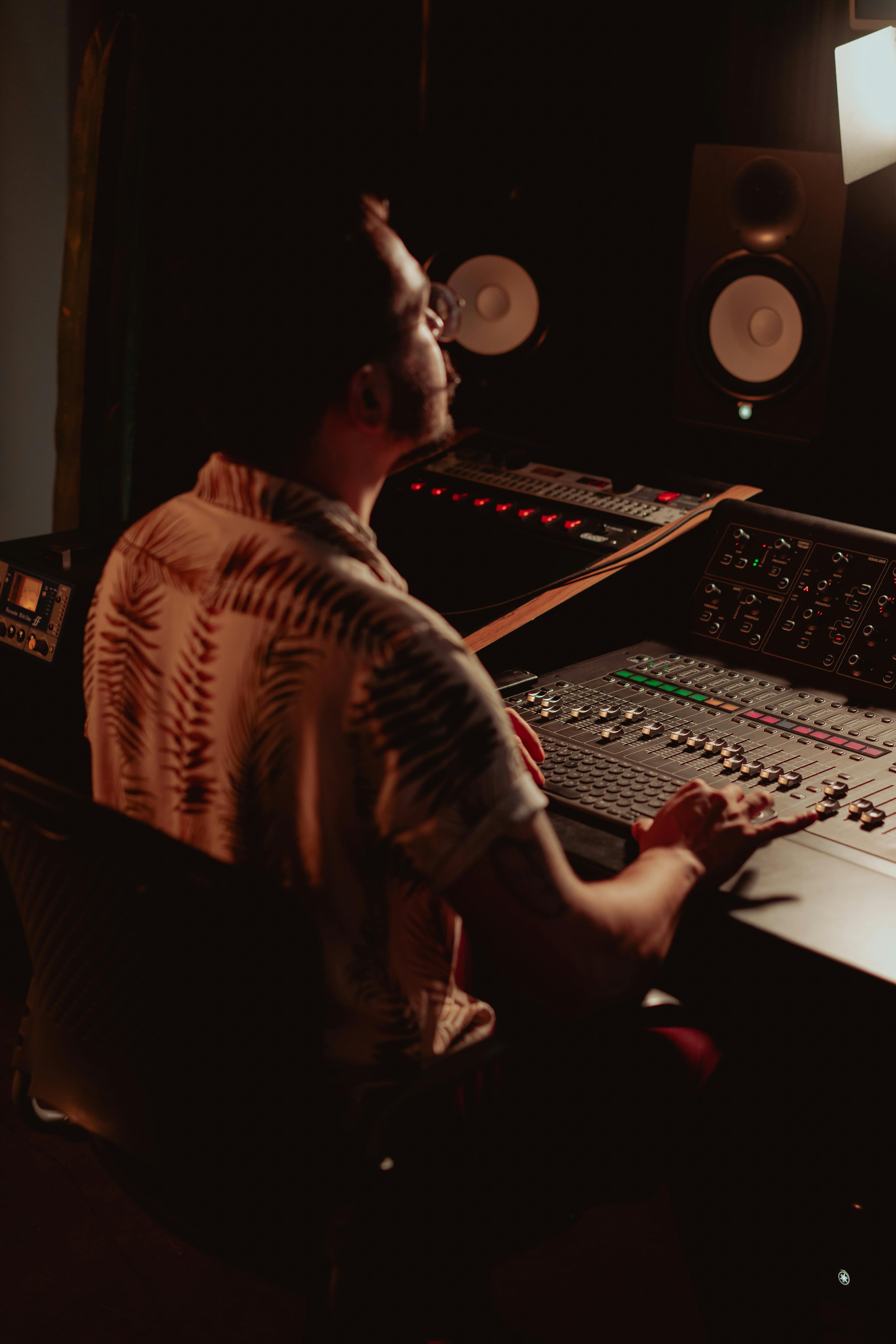 9,913+ Best Free Sound engineer Stock Photos & Images · 100% Royalty ...