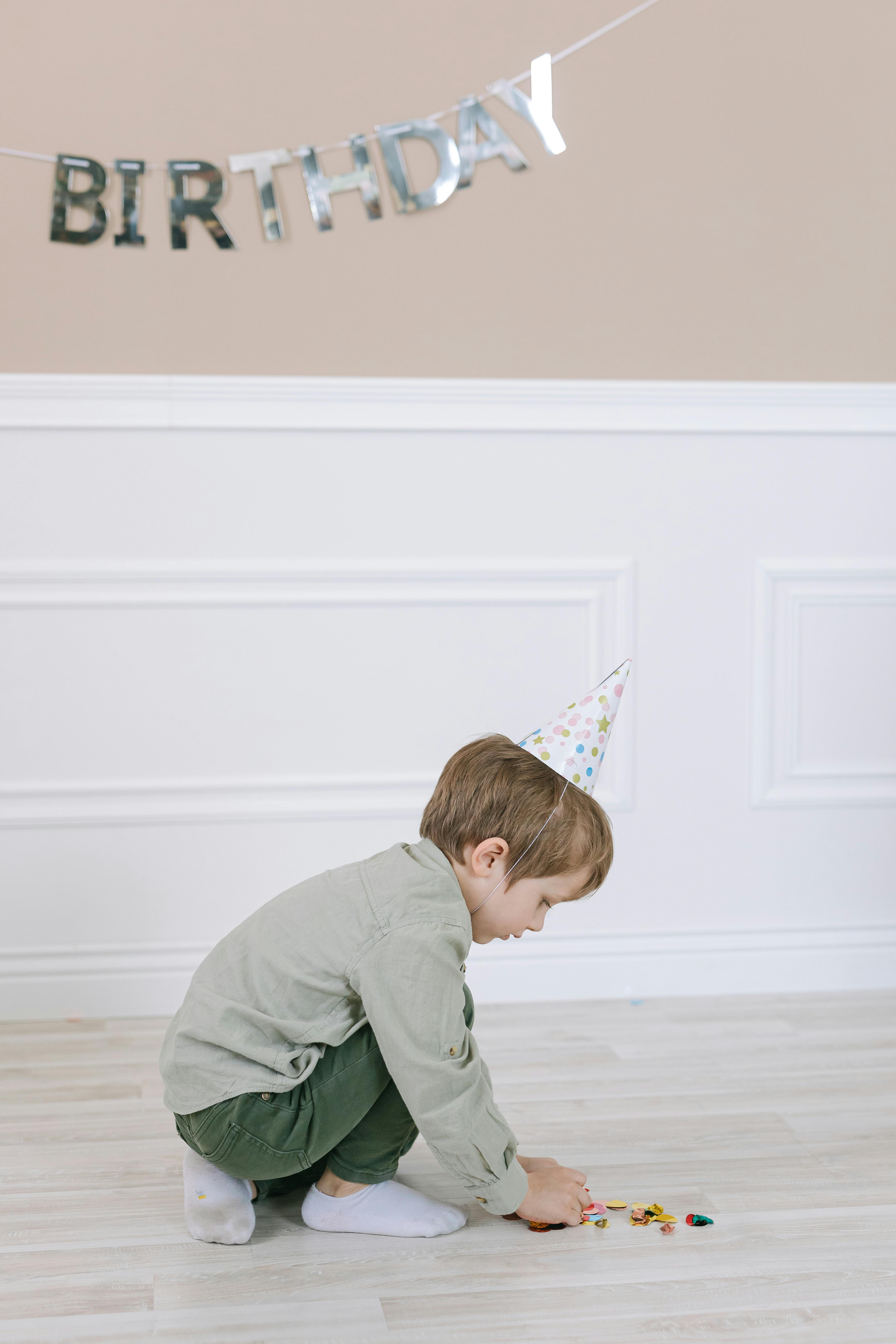 Foto de stock gratuita sobre chaval, de perfil, sentado, tiro vertical