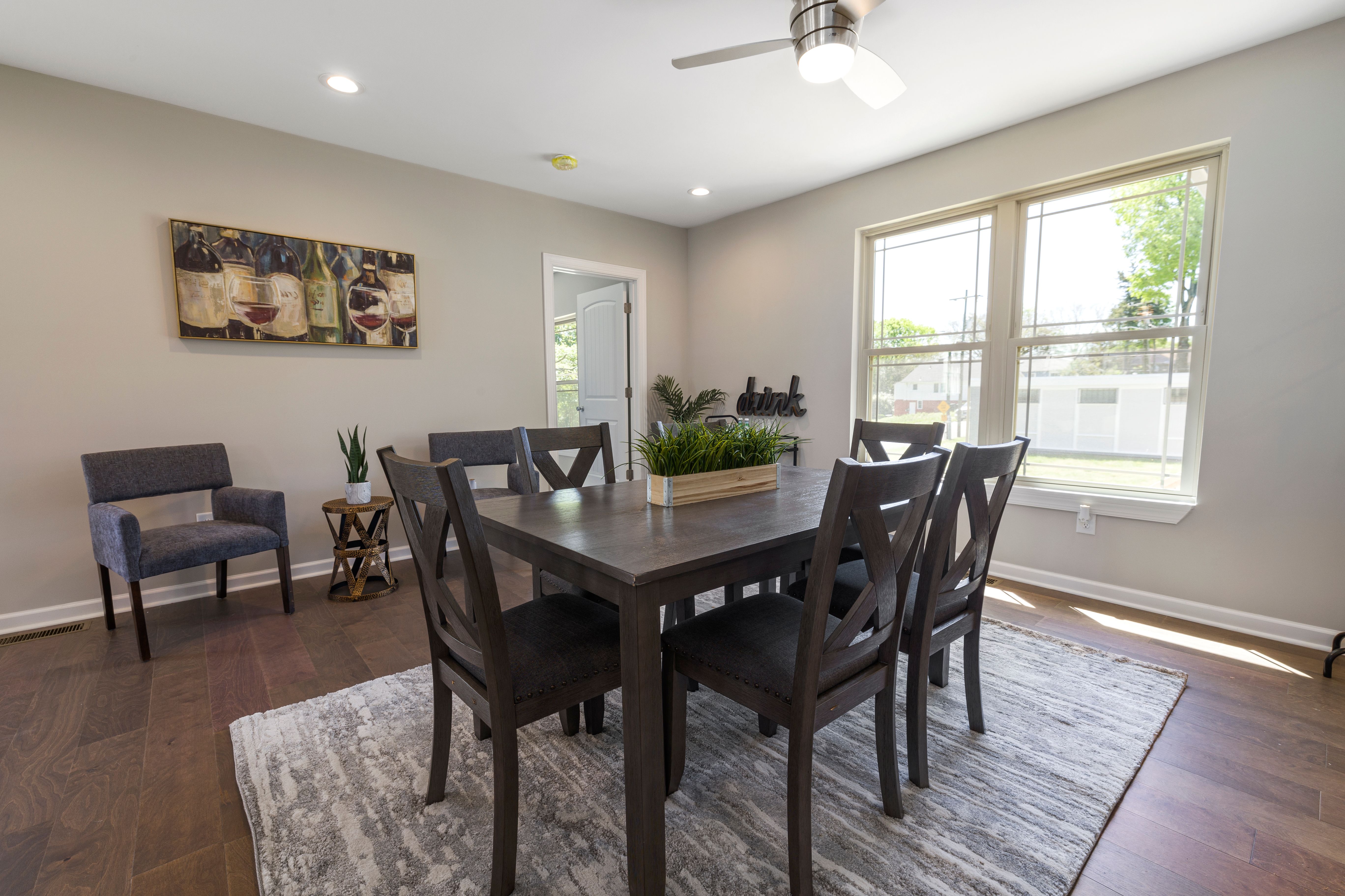 Chairs and Table in Room · Free Stock Photo