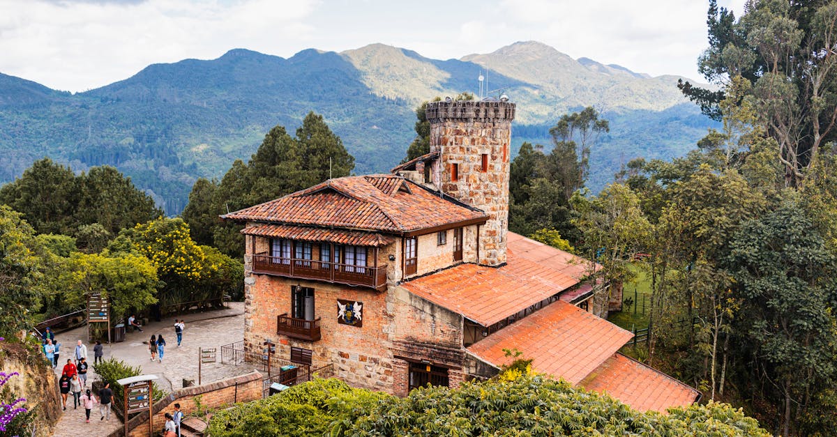 Monserrate 건물 건축 경치 경치가 좋은 고도 고원 관광지 구름 나무 남아메리카 낮 녹지 도시