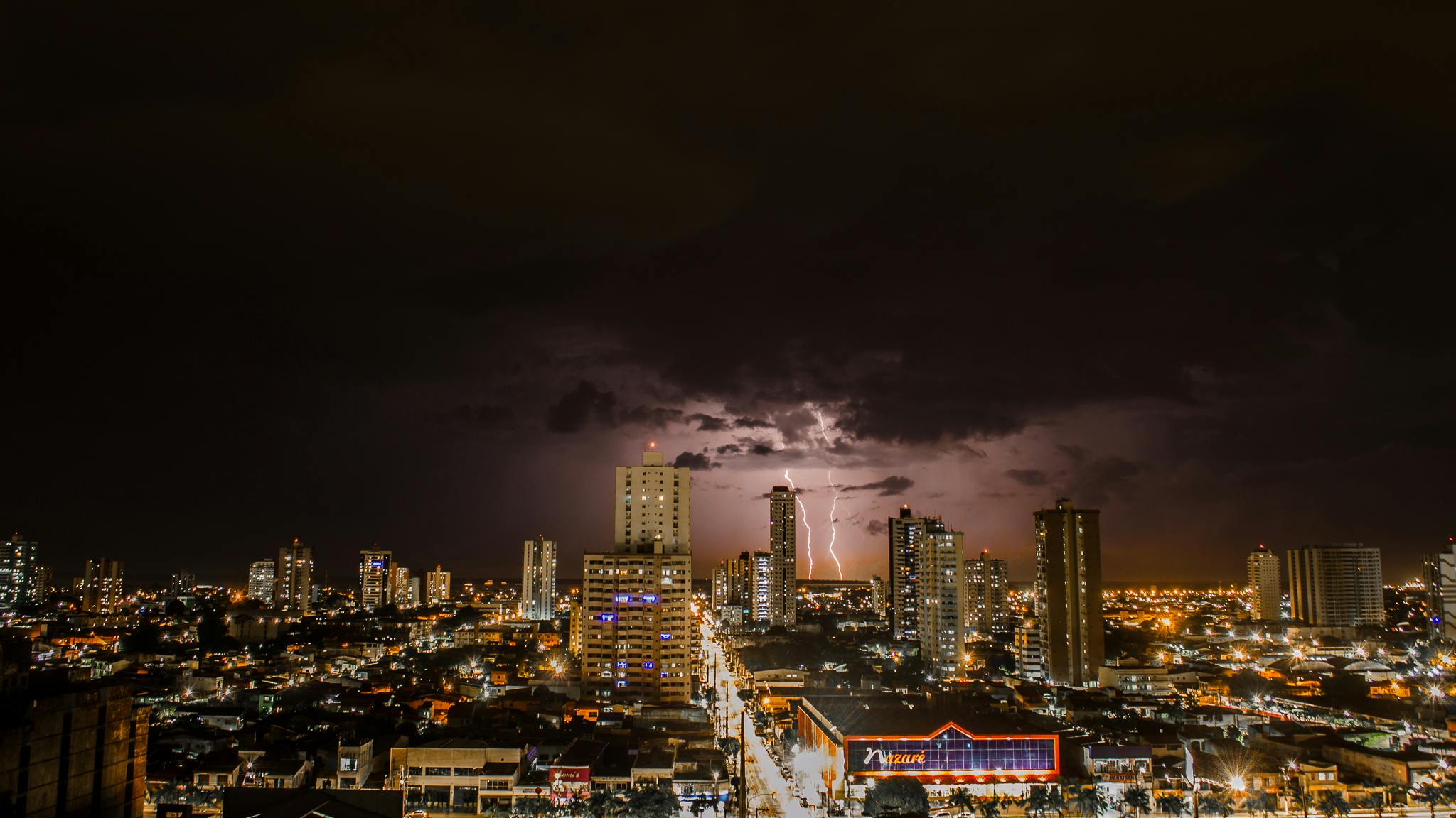 Tempestades Sobre A Cidade Durante A Noite · Foto profissional gratuita