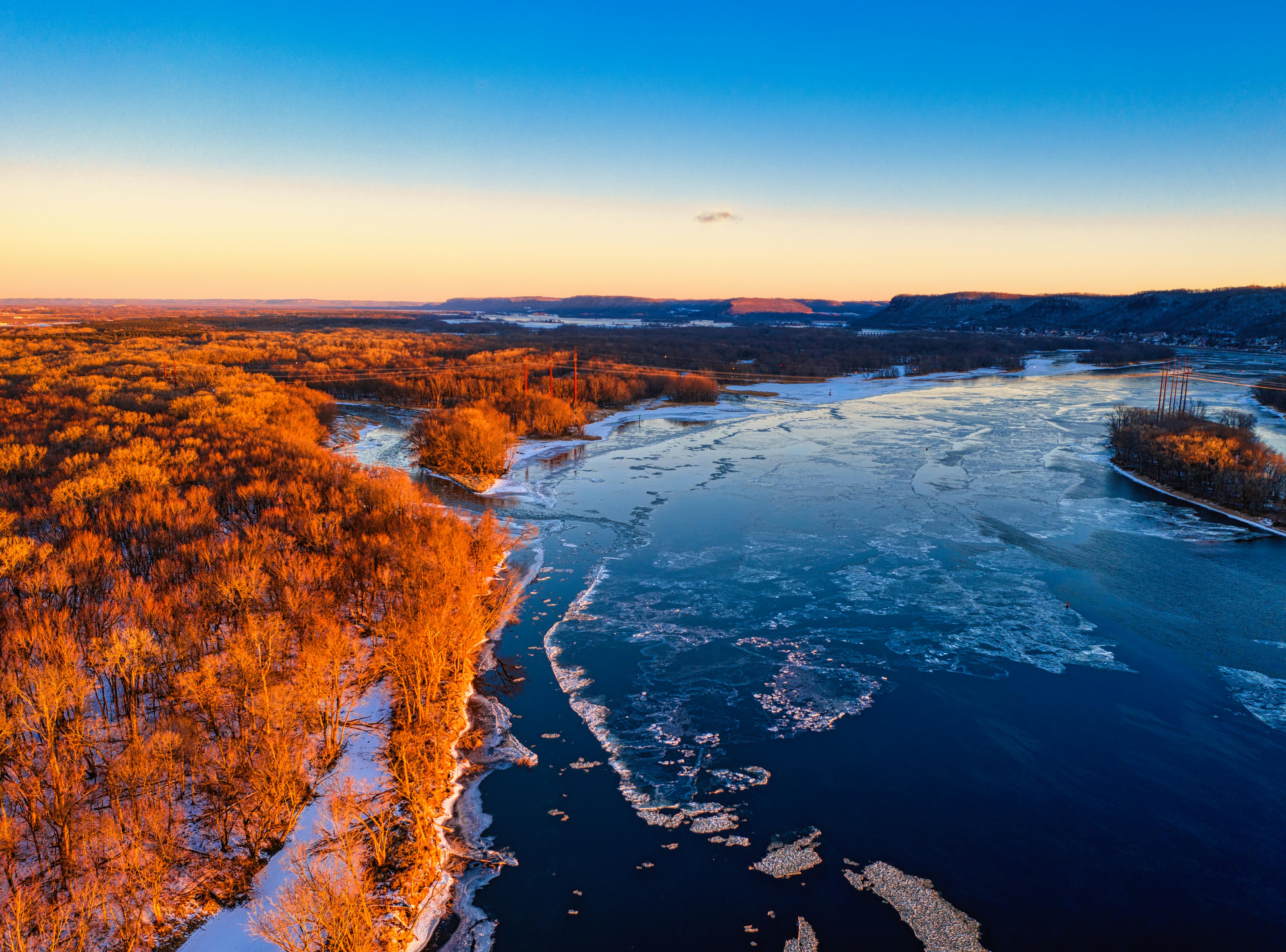 Mississippi River in Winter at Dawn · Free Stock Photo