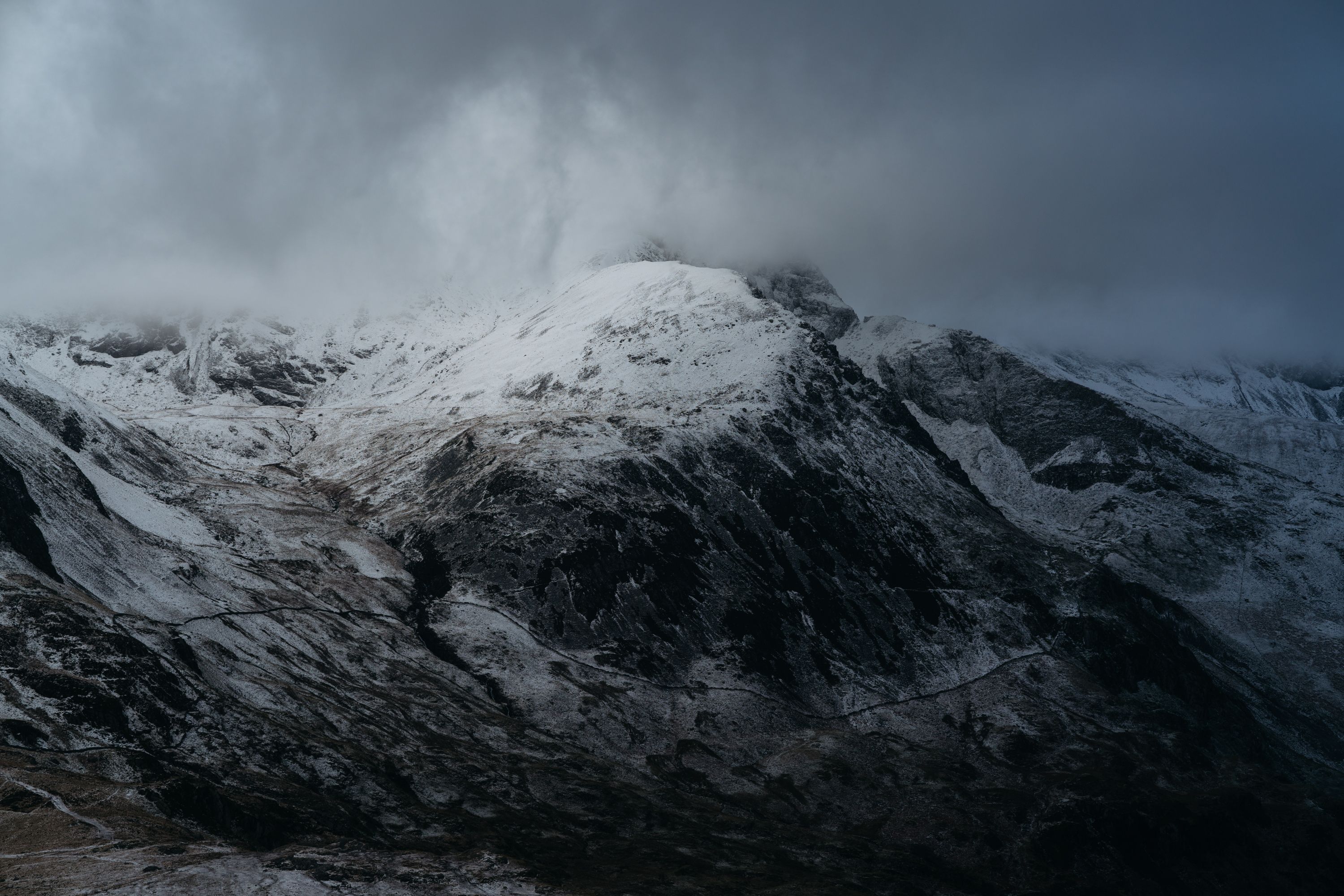 Montaña Con Conos De Nieve Bajo El Cielo Nublado · Foto de stock gratuita