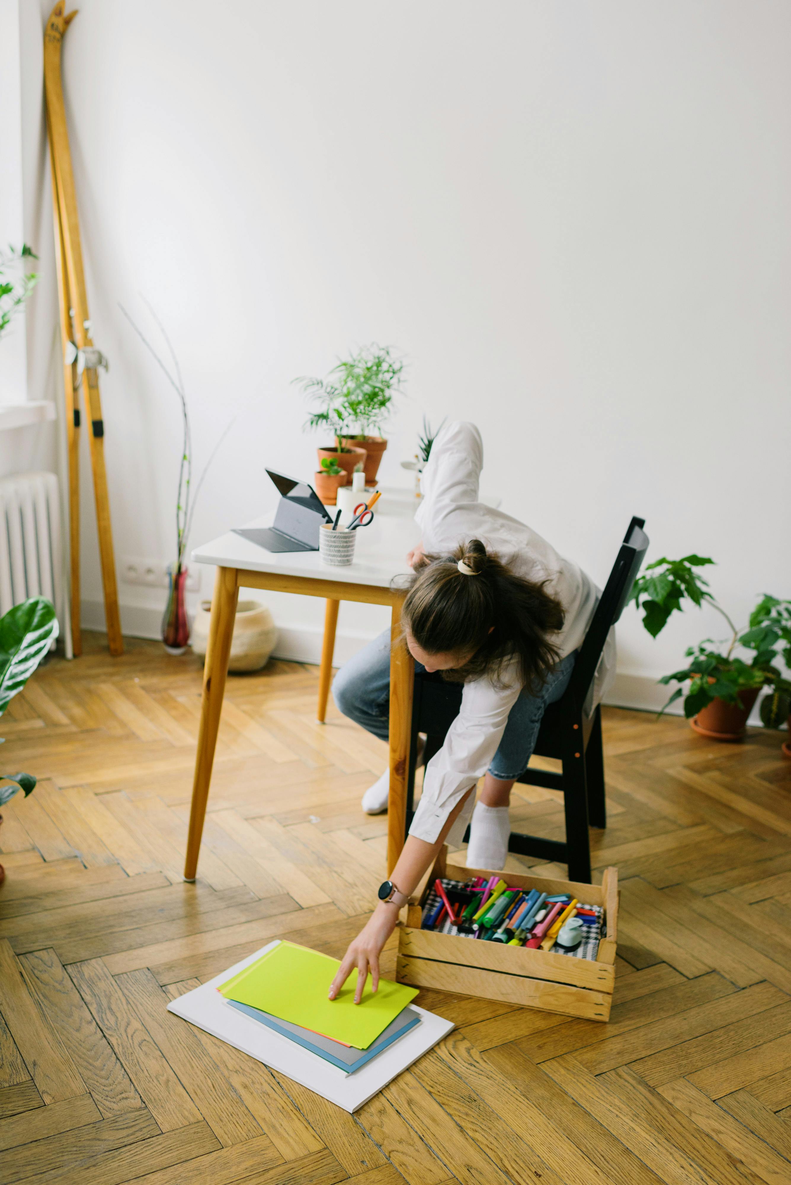 Girl Picking Up Things On The Floor Photos, Download The BEST Free Girl Picking Up Things On The ...