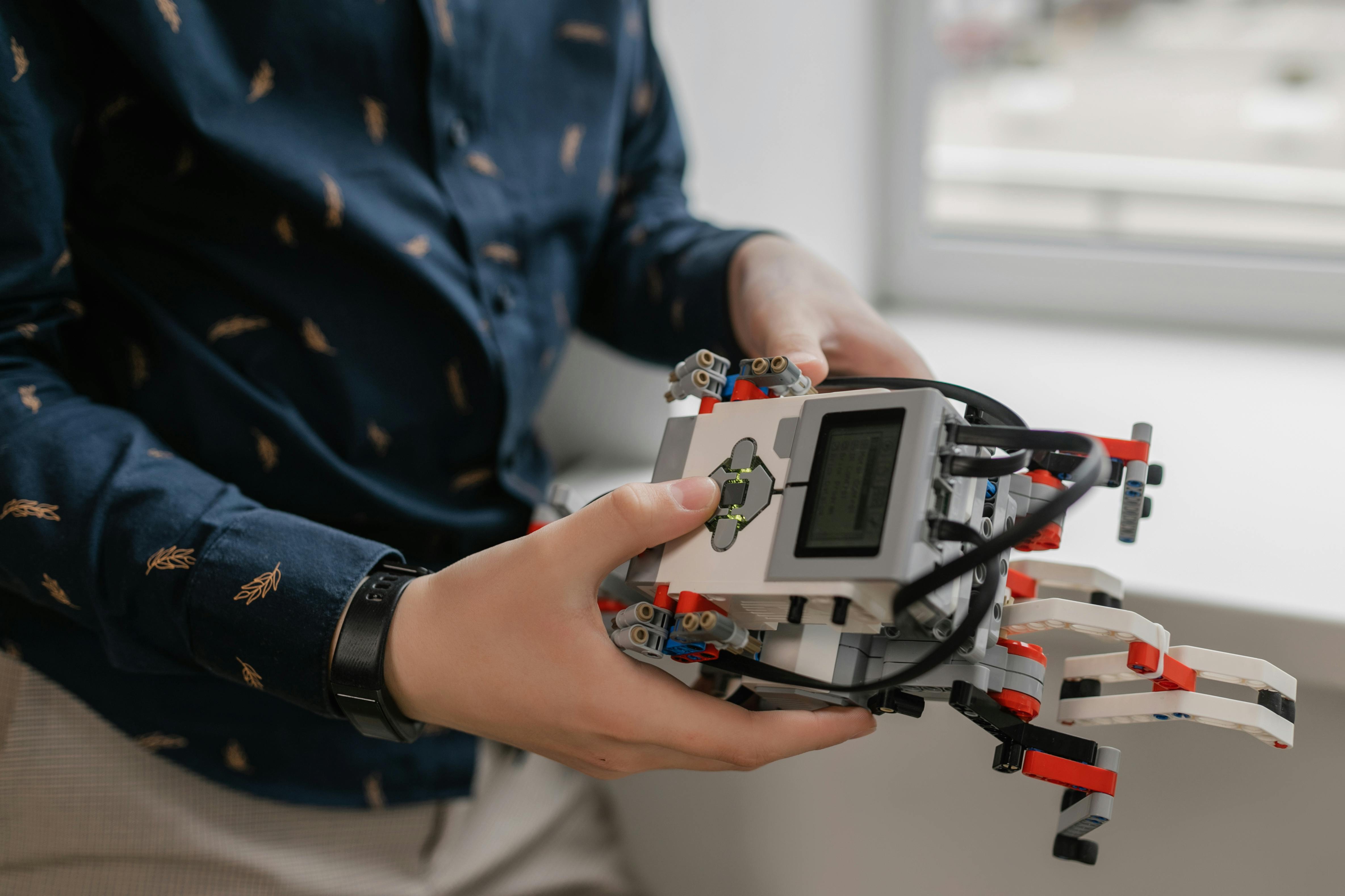Foto stok gratis tentang memegang, merapatkan, mindstorm lego, robotika ...